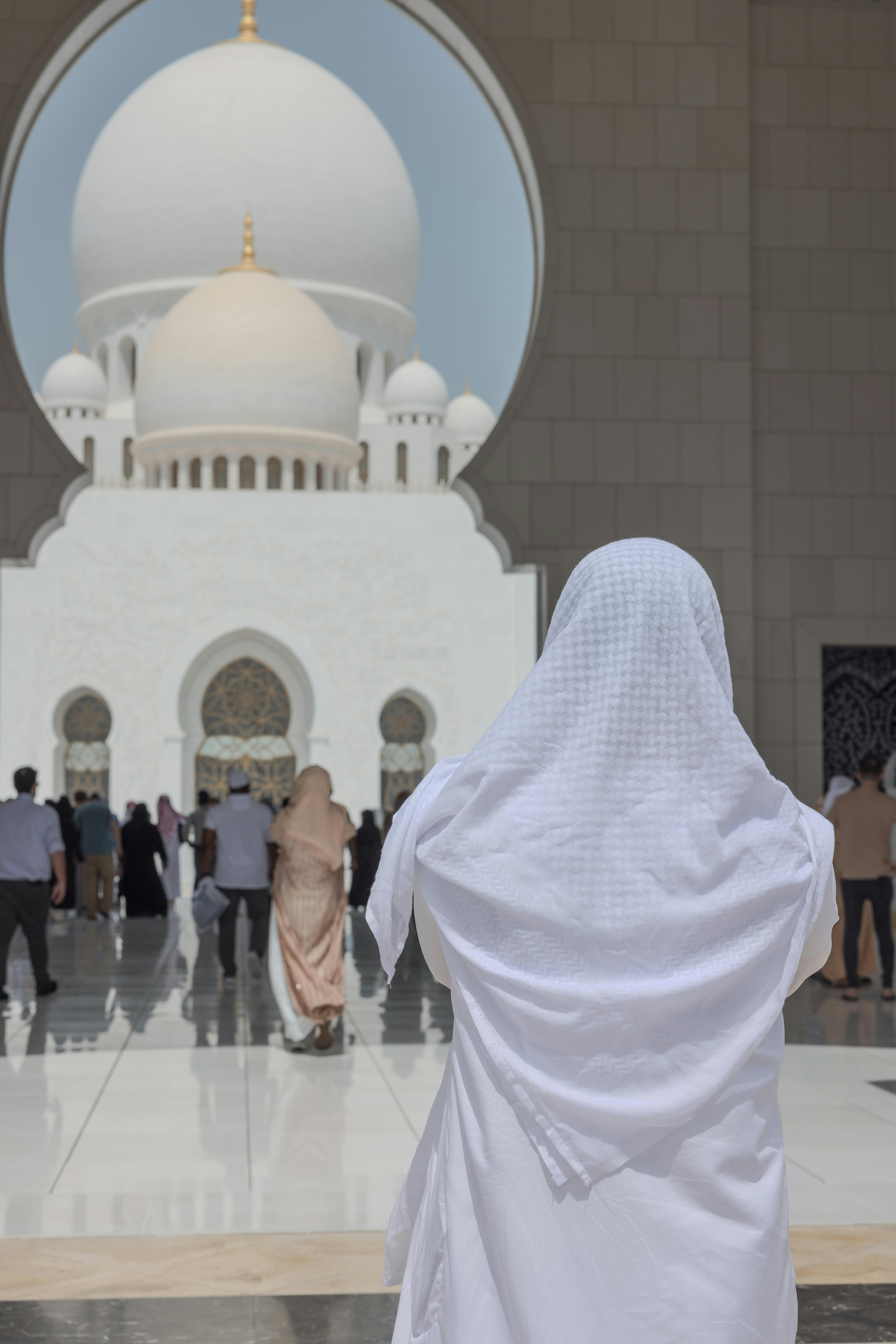 People in Front of the Sheikh Zayed Grand Mosque · Free Stock Photo