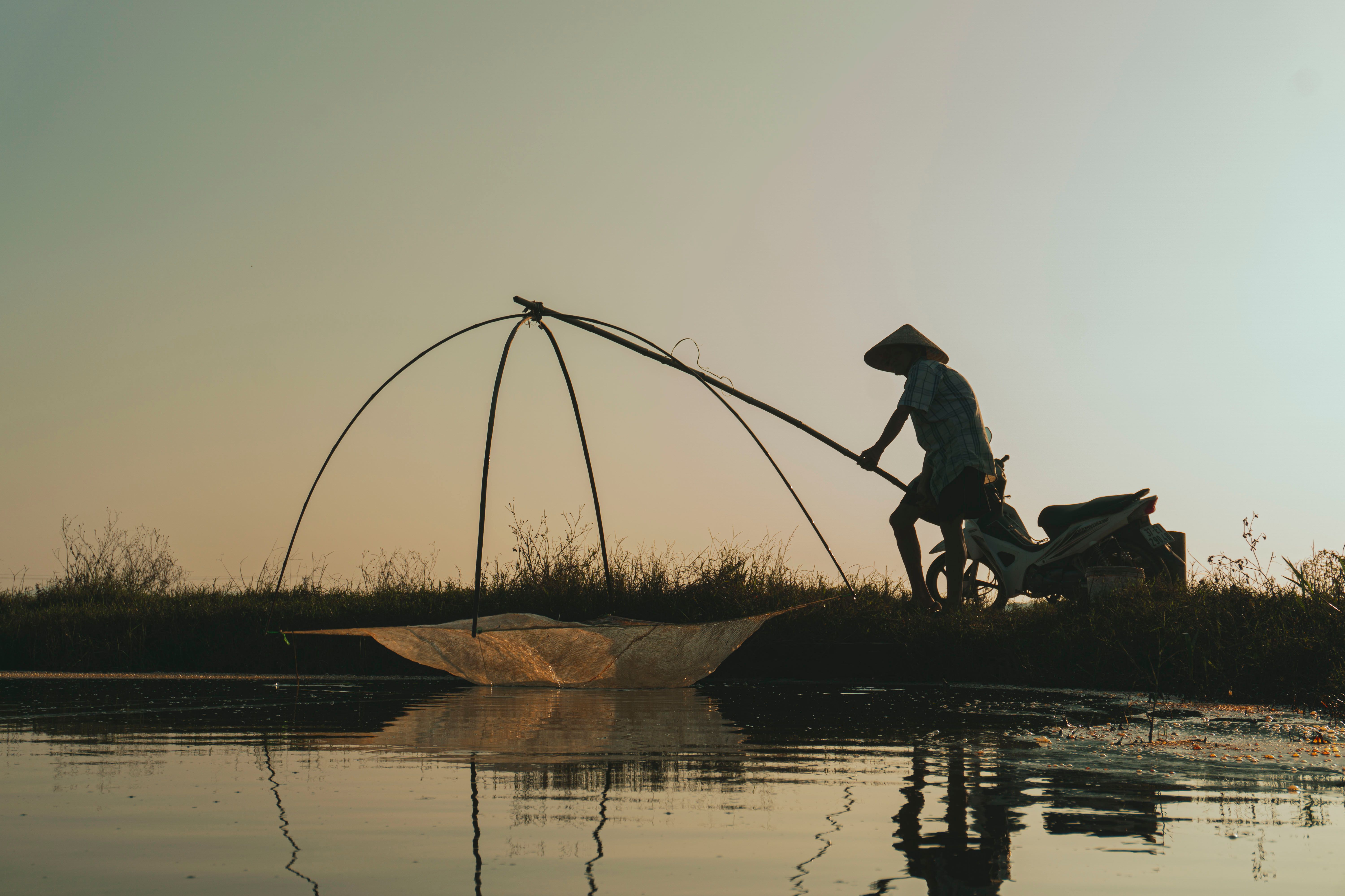 Photo gratuite de chapeau conique, debout, eau, homme, net, pêcher ...