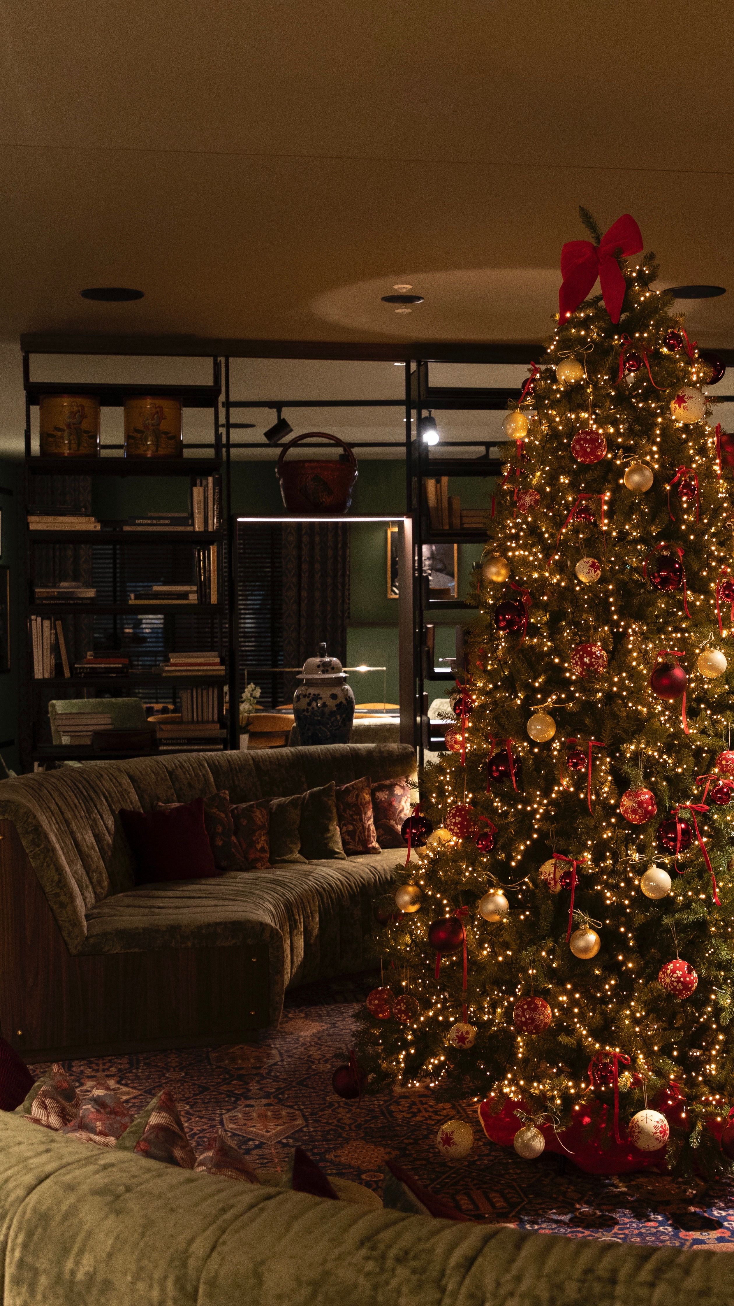 A christmas tree in a living room with a couch · Free Stock Photo