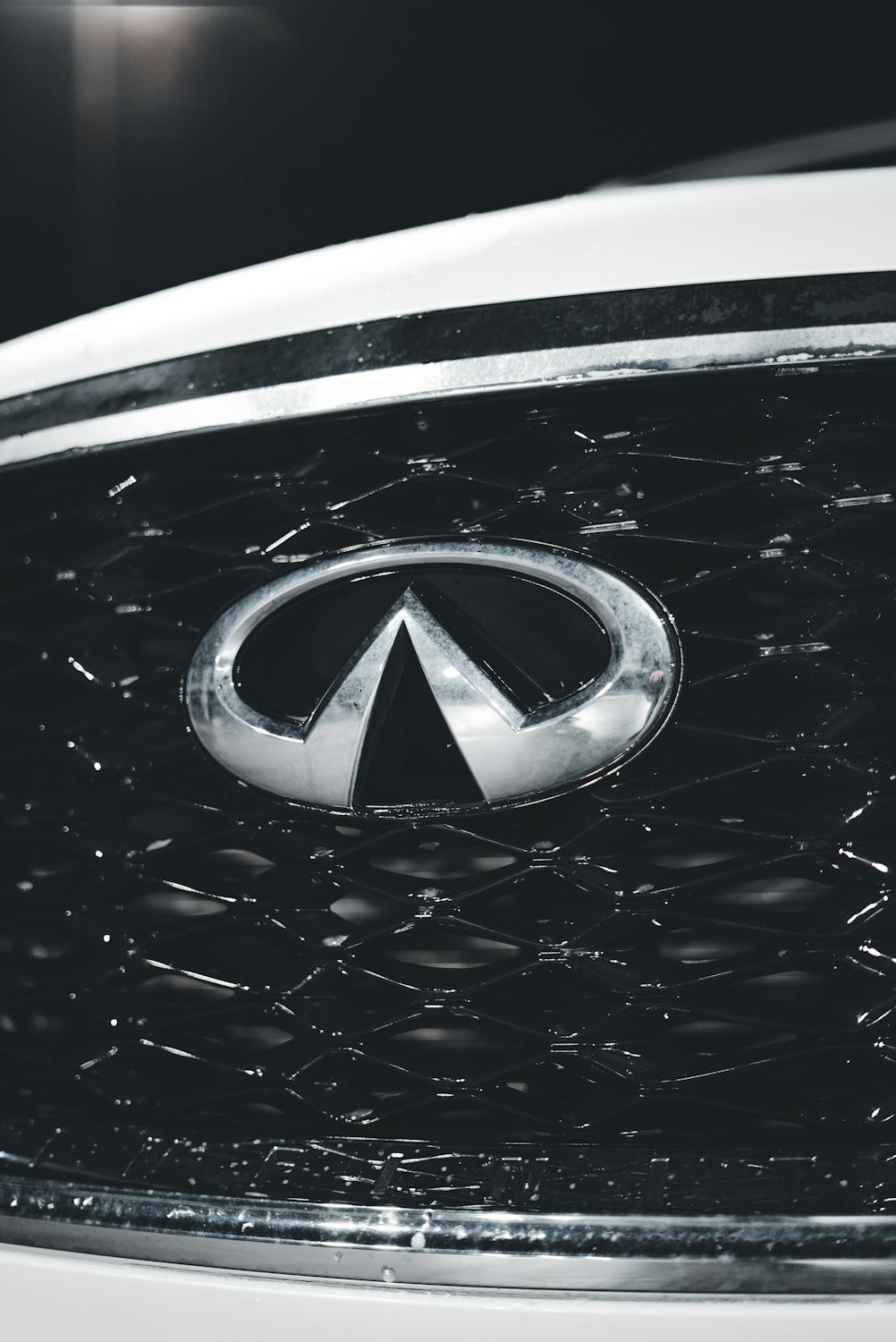 Logotipo Da Divisão De Veículos De Luxo Da Nissan Infiniti Na Grade ... Logotipo Da Divisão De Veículos De Luxo Da Nissan Infiniti Na Grade ...