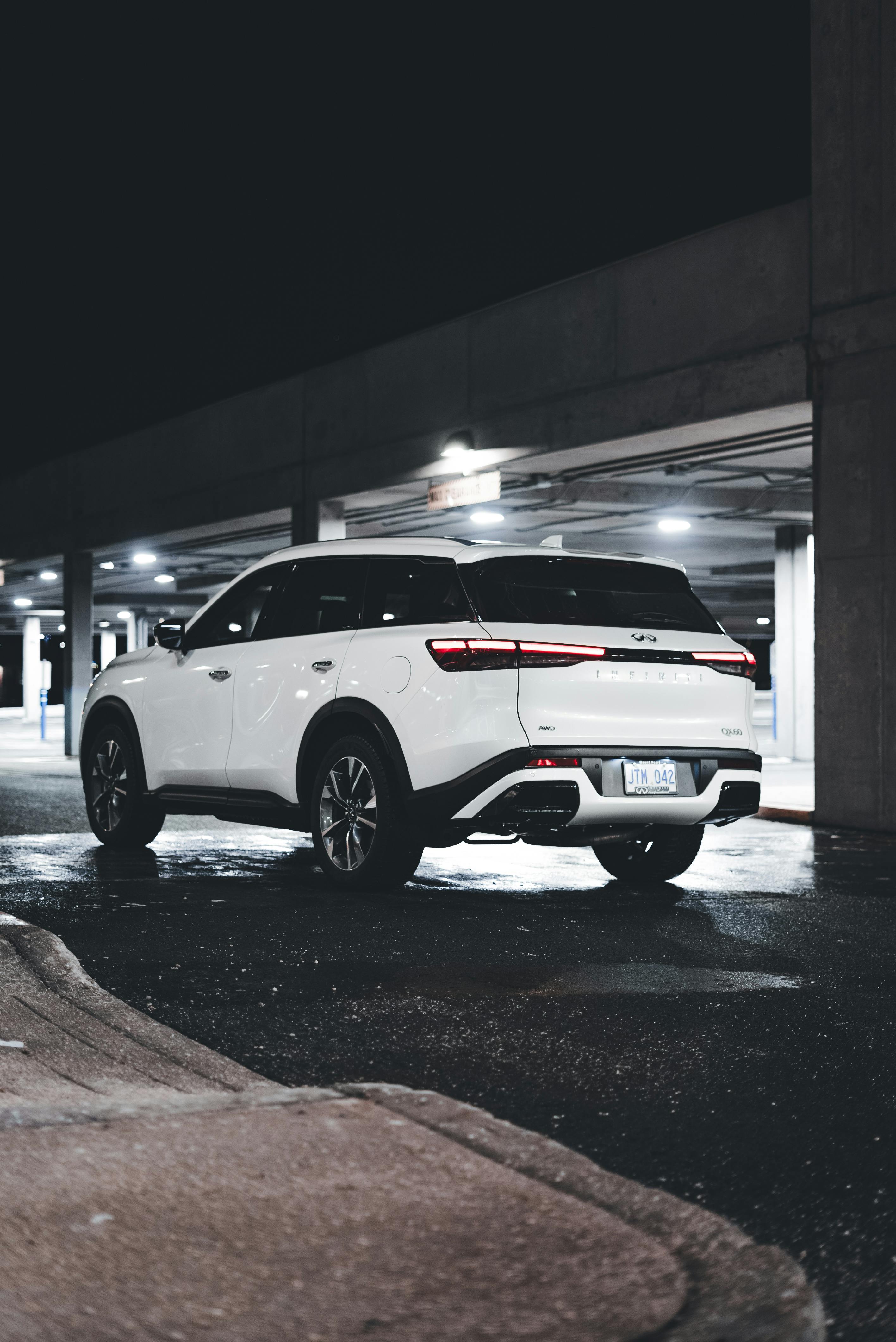 El Coche Infinity Qx60 De Noche · Foto de stock gratuita