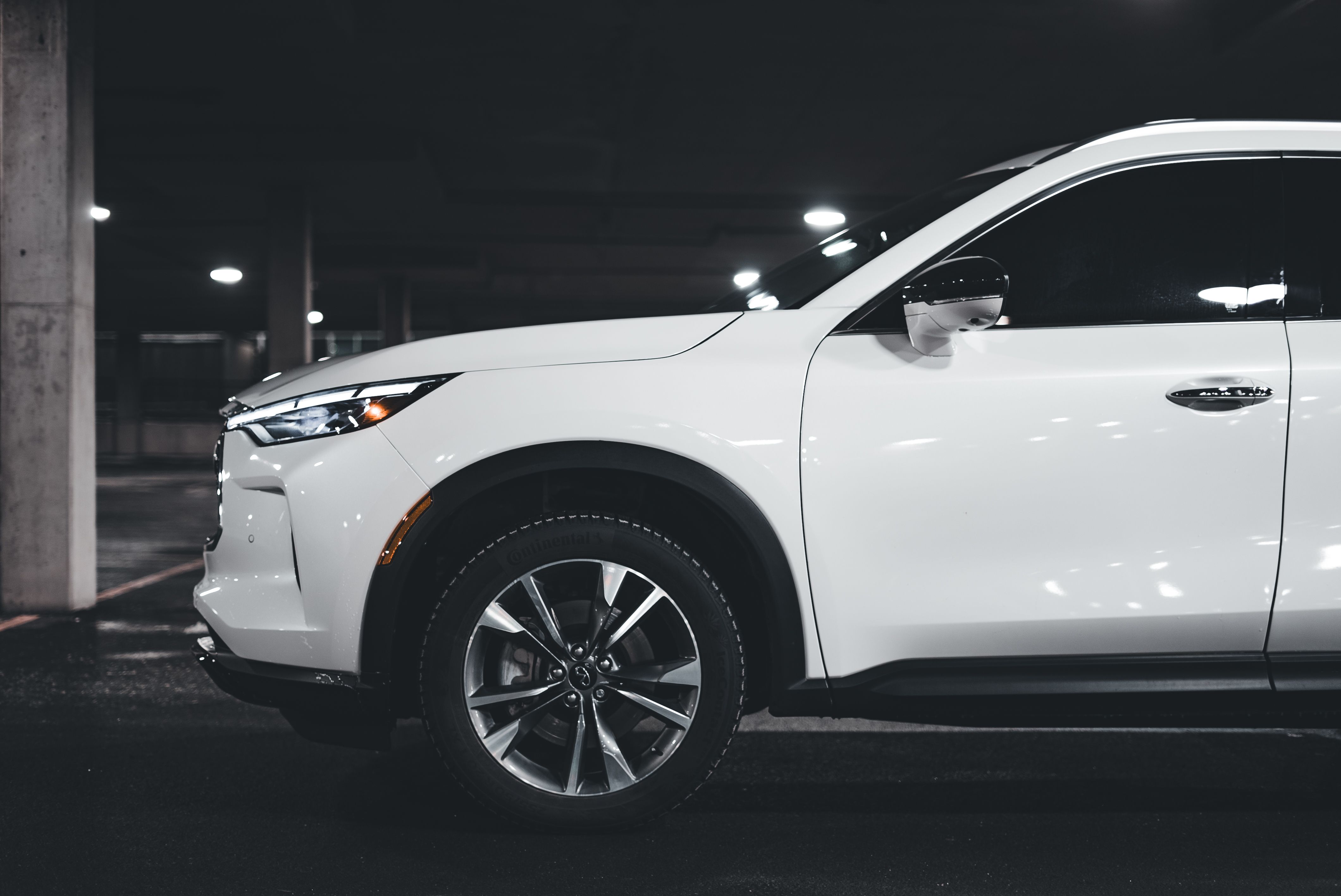 White Infiniti QX60 SUV Parked by the Parking Garage · Free Stock Photo