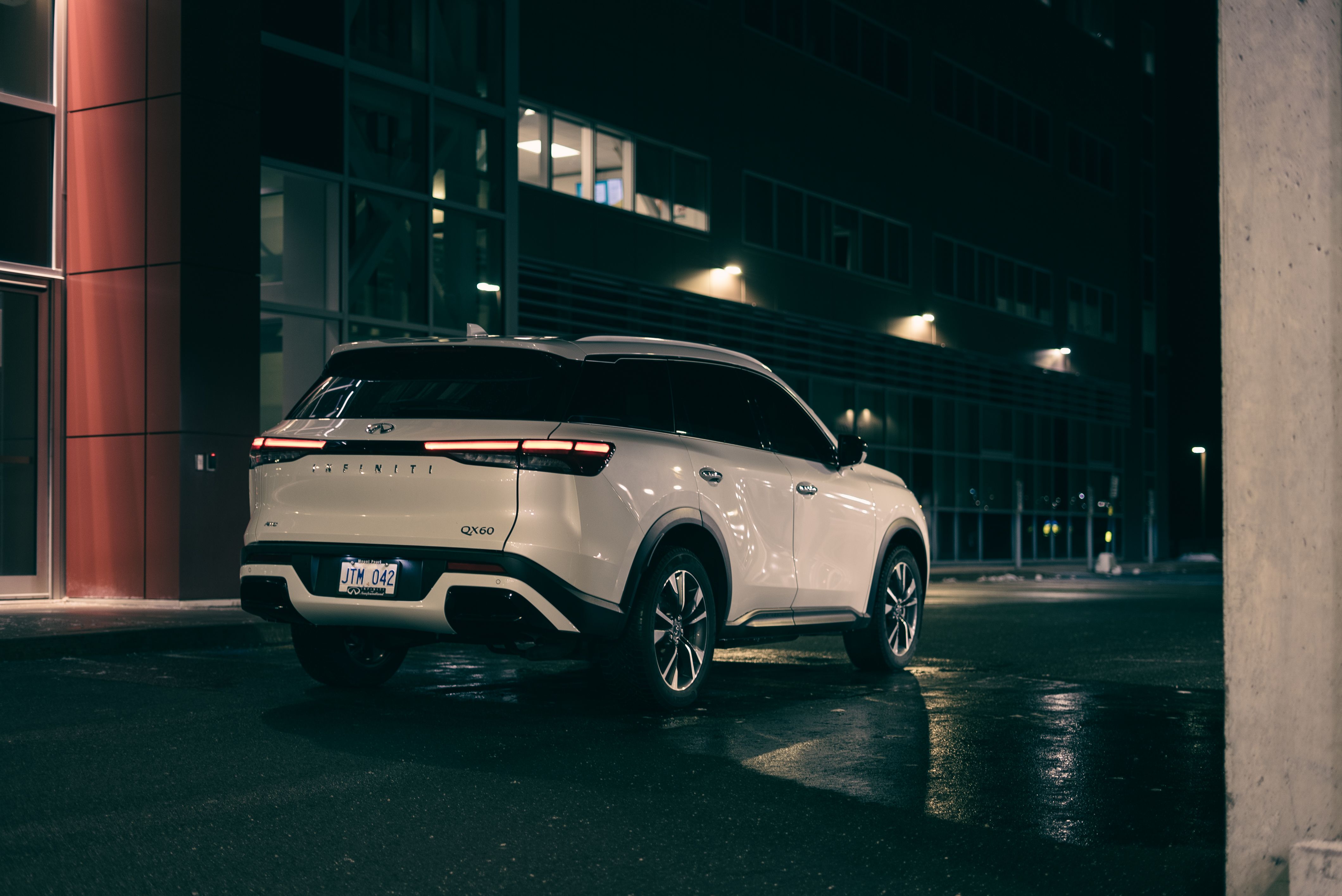 White Infinity QX60 at Night · Free Stock Photo