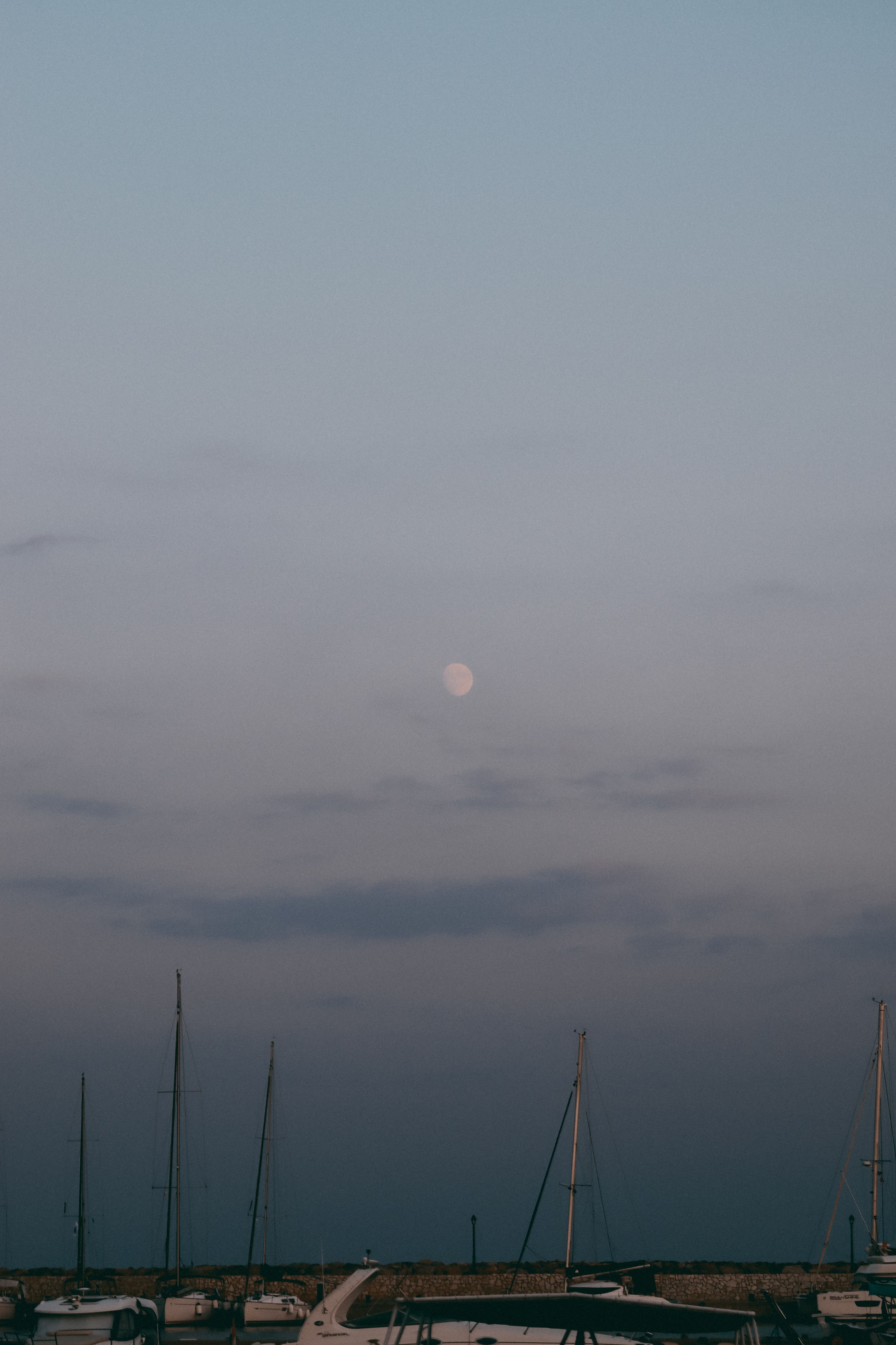 10.000+ Foto Bulan Terbaik · Unduh Gratis 100% · Foto Stok Pexels