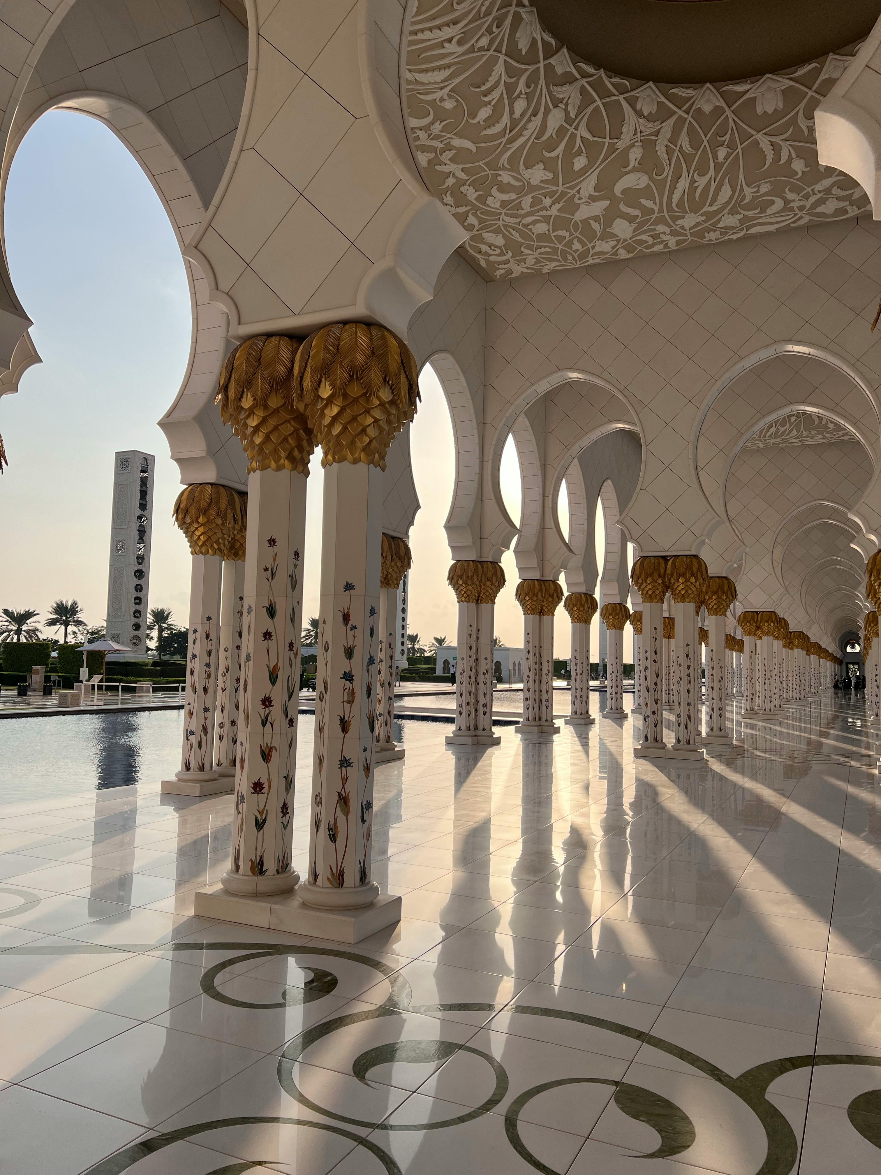Pillars in Sheikh Zayed Grand Mosque in Abu Dhabi, UAE · Free Stock Photo