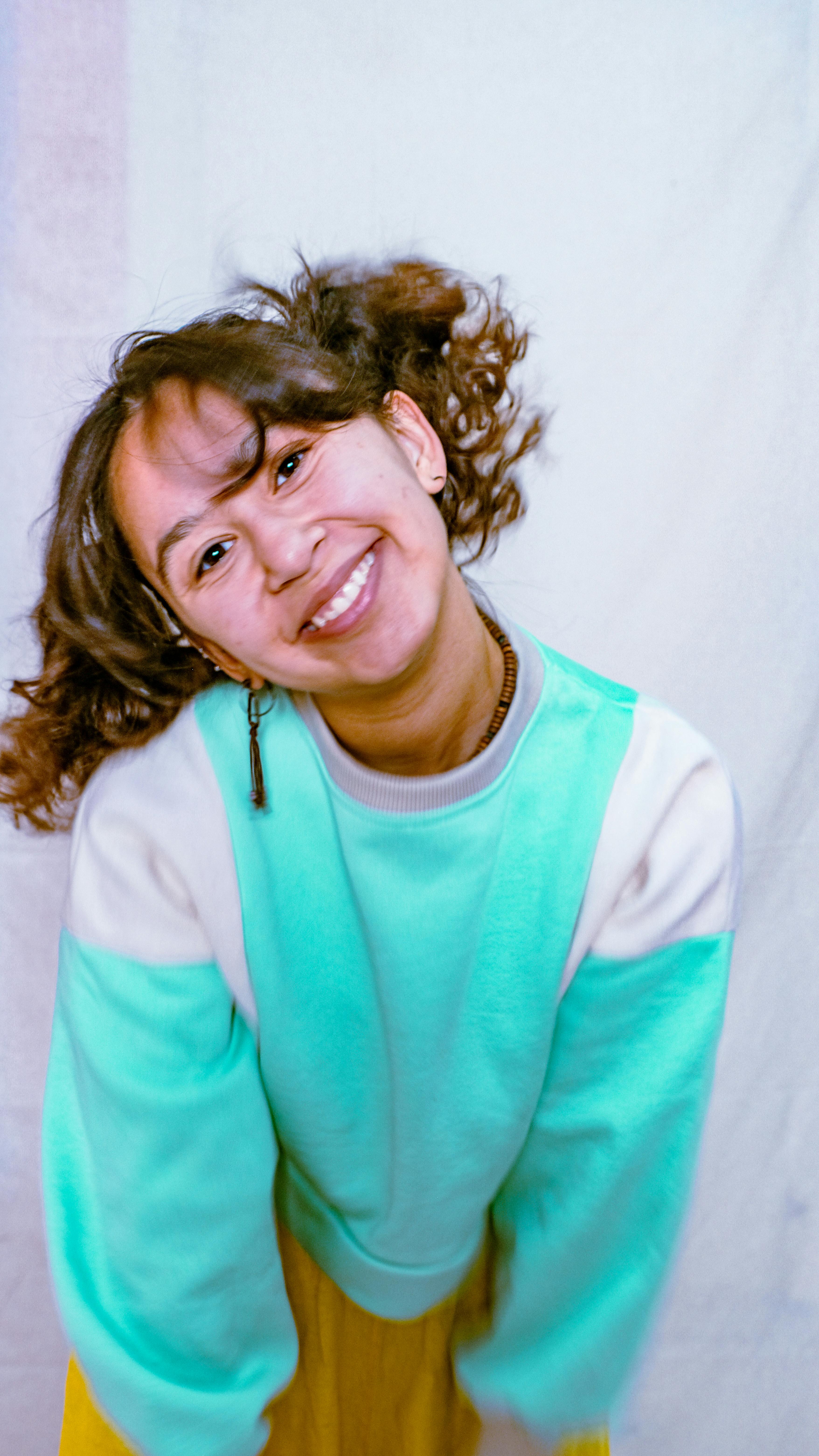 Teenager Happy Plain Background Photos, Download The BEST Free Teenager ...