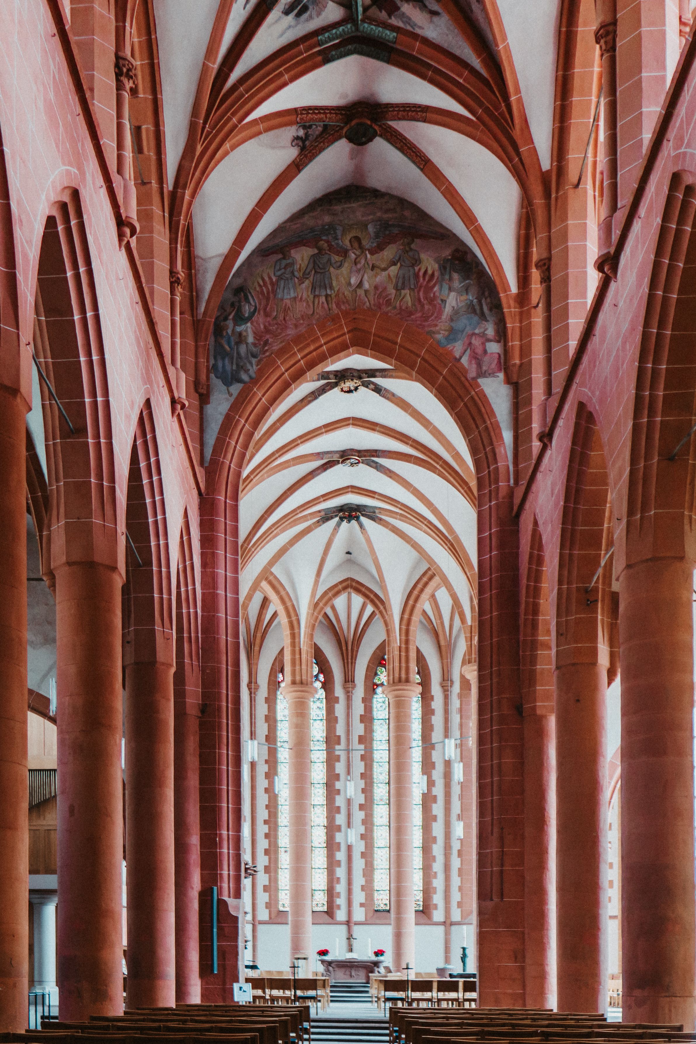 Tiang Tiang Merah Di Bagian Tengah Gereja Roh Kudus Di Heidelberg ...