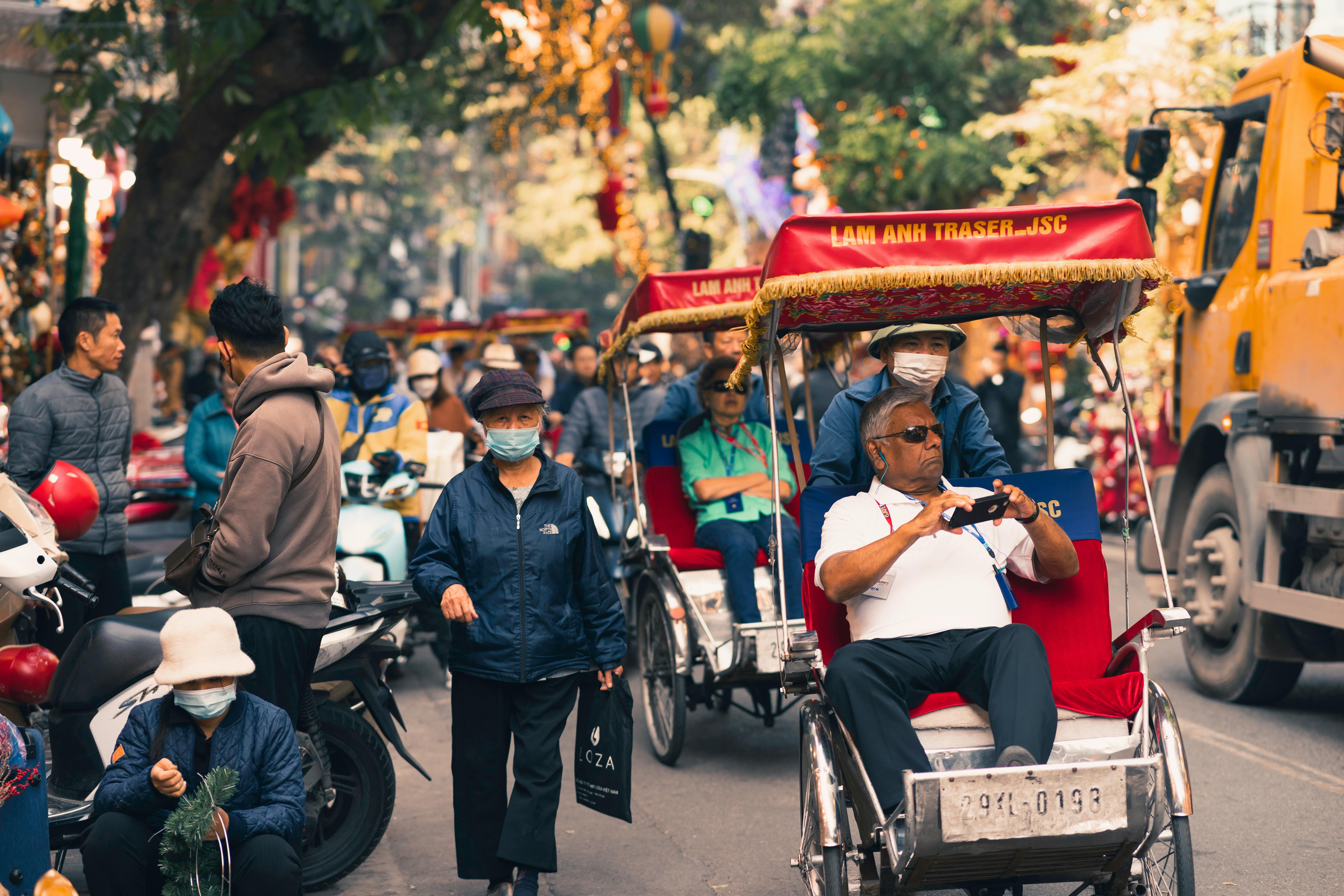People and Rickshaws on Street · Free Stock Photo