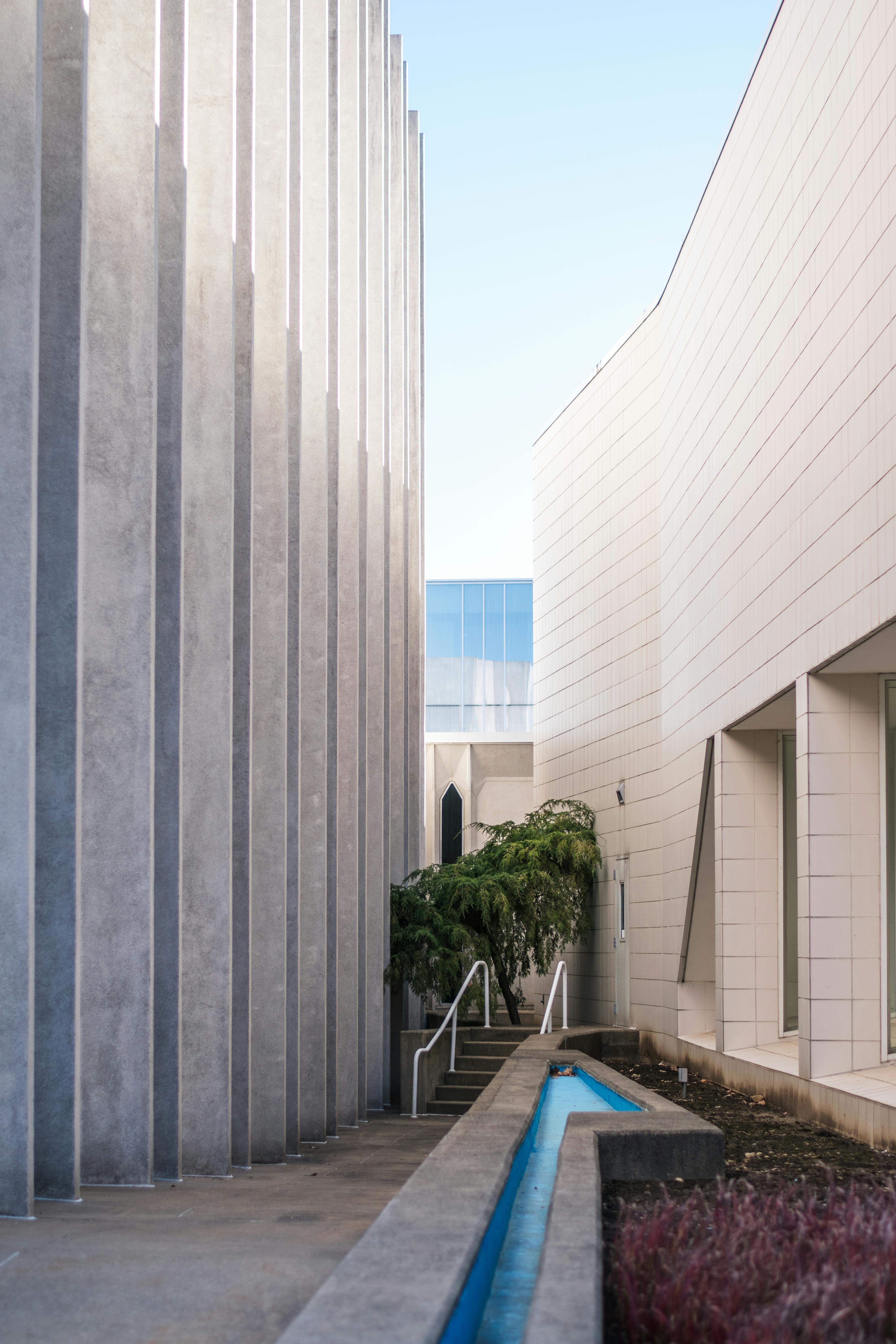 Narrow Pavement between Building Walls · Free Stock Photo