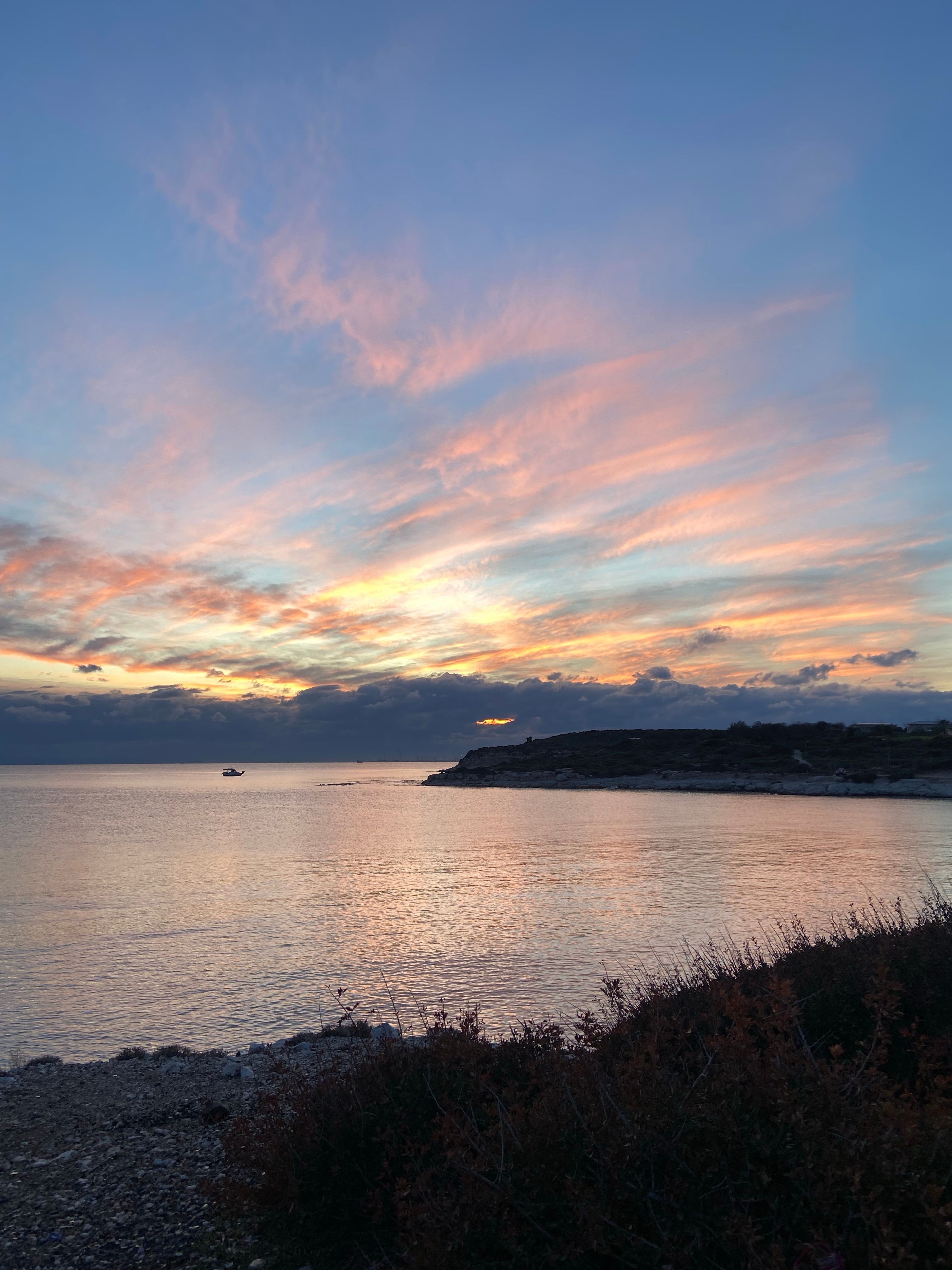 Lakeshore at Sunset · Free Stock Photo