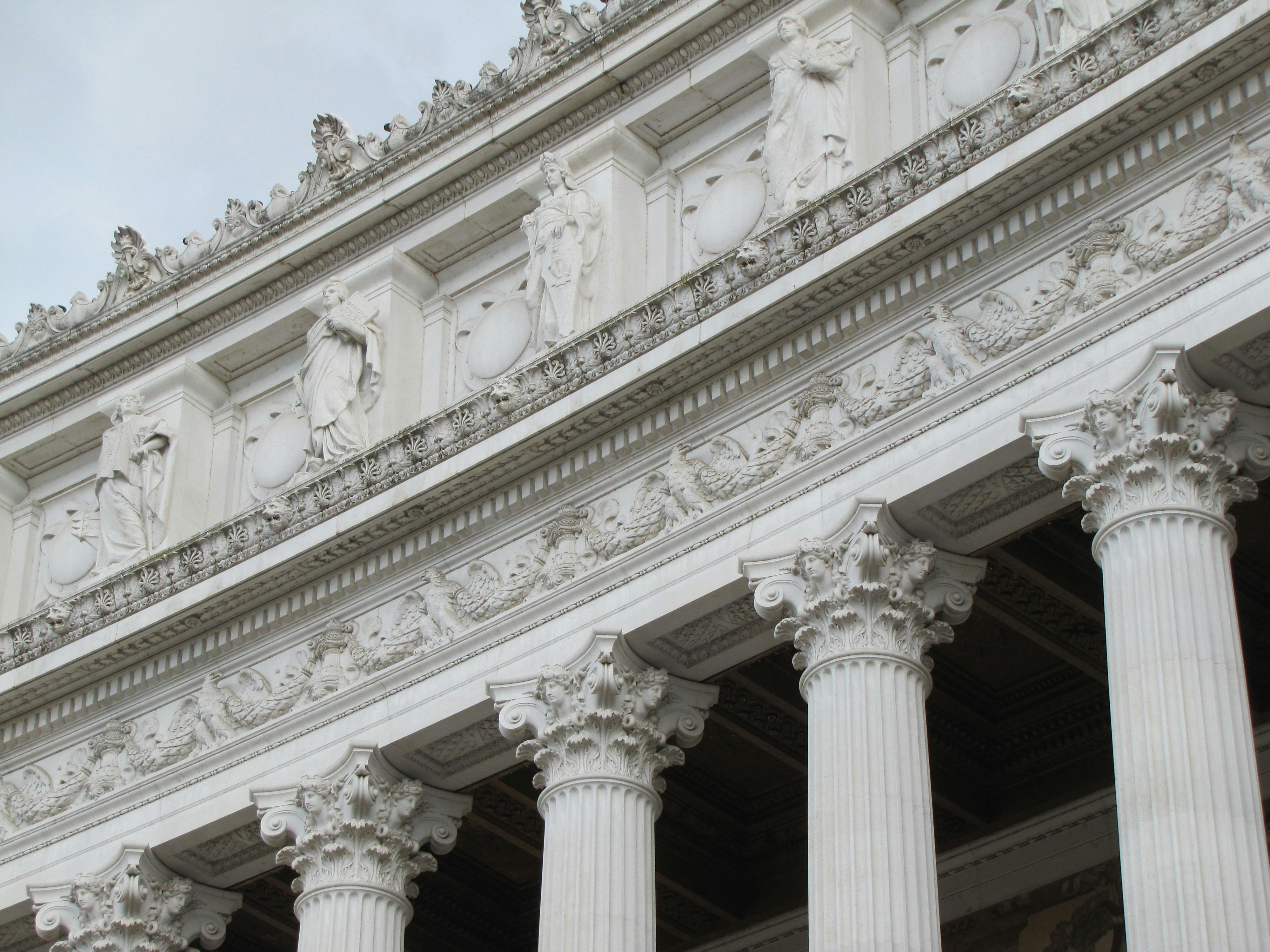 The columns of a building with white columns · Free Stock Photo