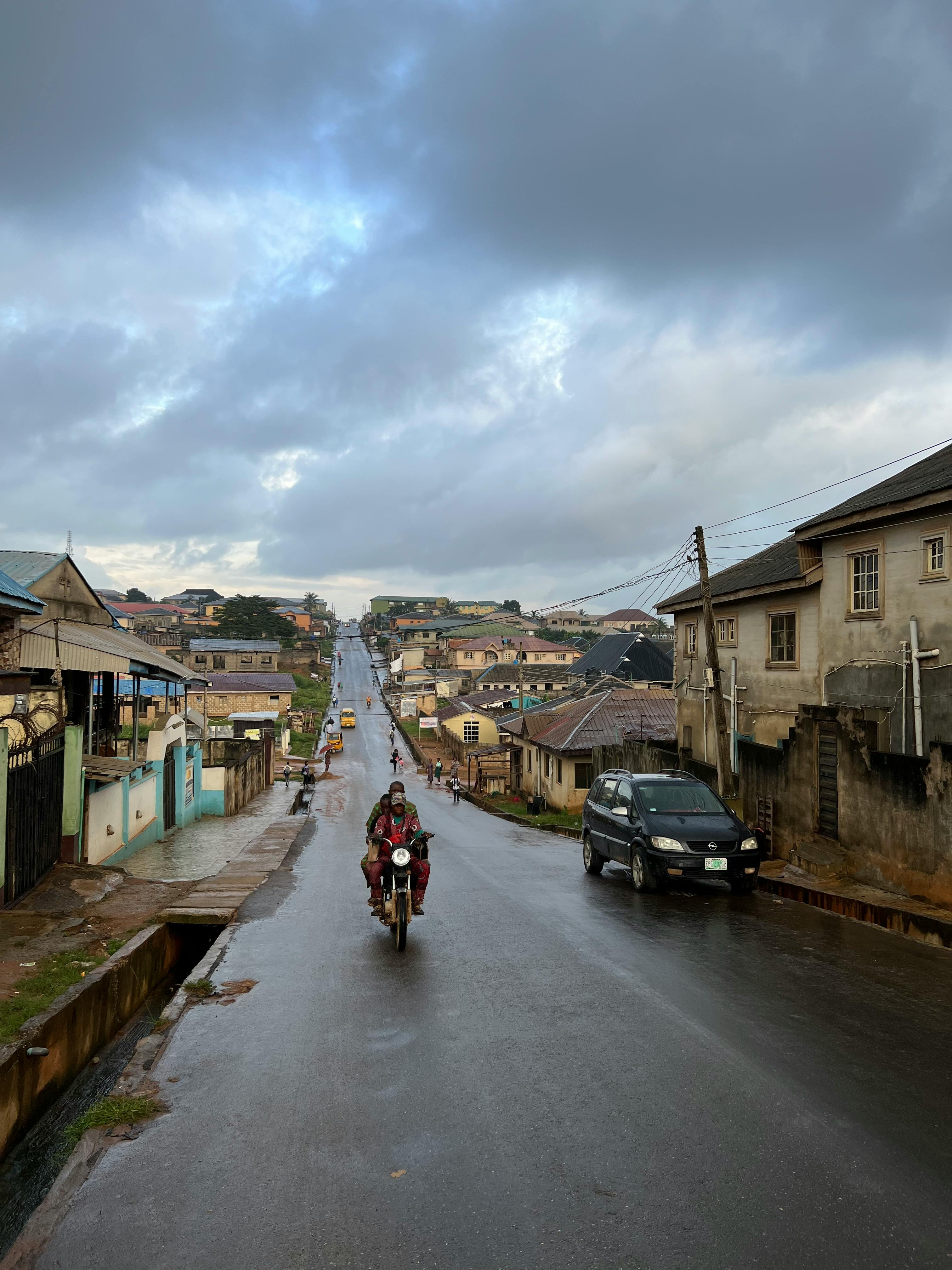 Overcast over Street with Houses in Town · Free Stock Photo