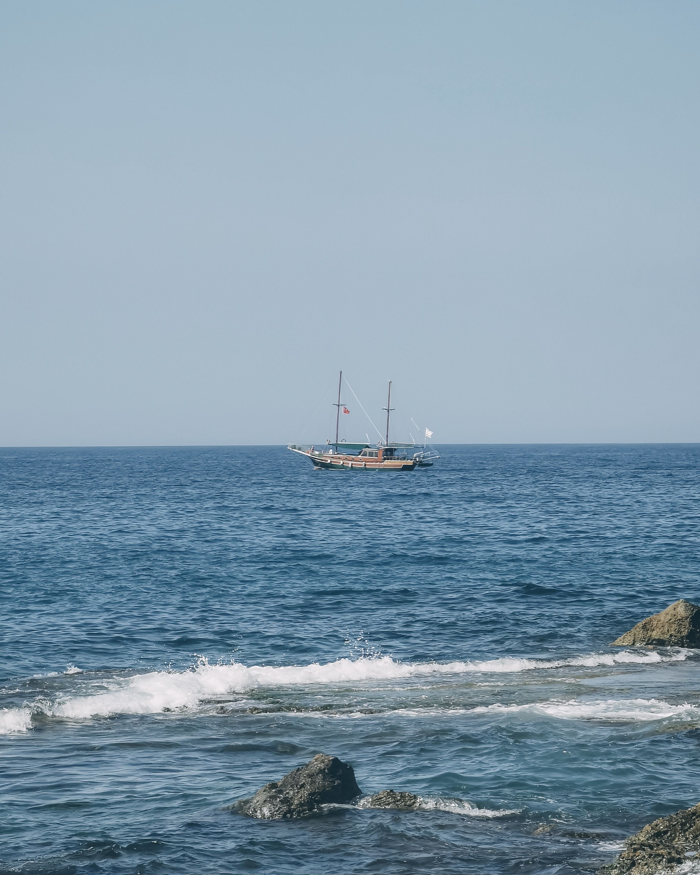 Velero Anclado En El Mar · Foto de stock gratuita