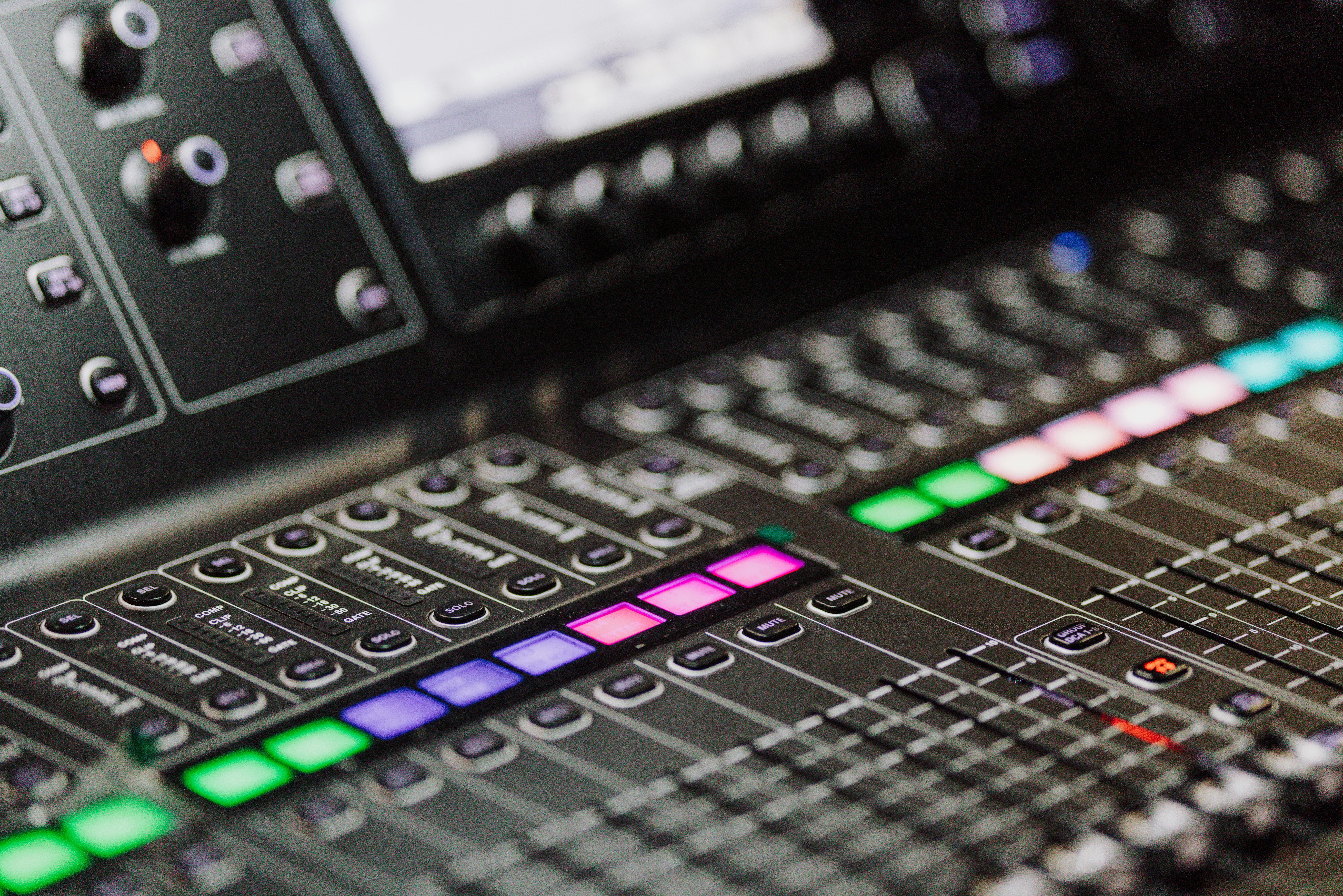 Photo gratuite de affichage coloré, affichage led, atelier ...