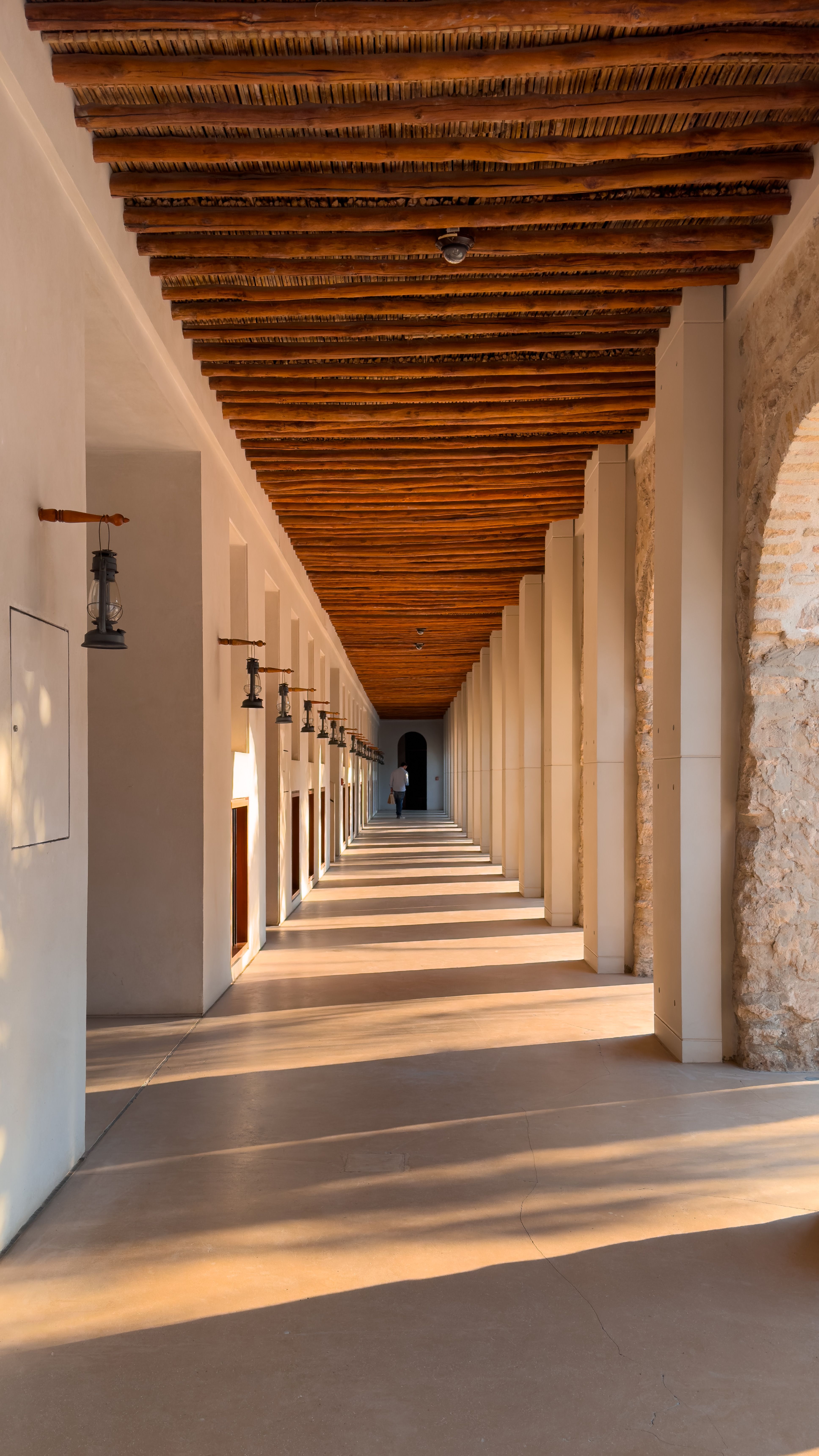 Colonnade and Wall around Floor · Free Stock Photo