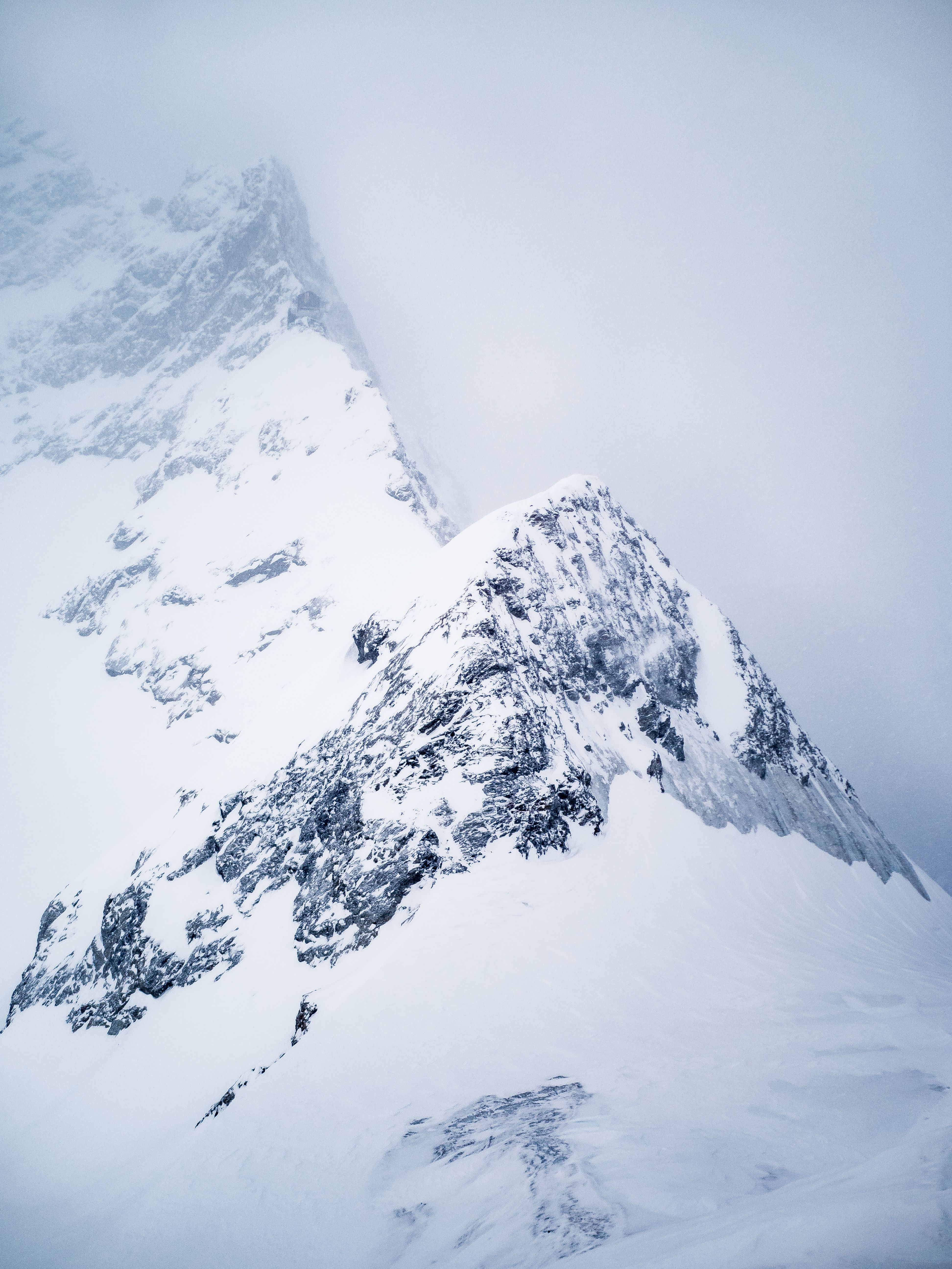 Photo gratuite de abrupt, chaîne de montagnes, couvert de neige, froid ...