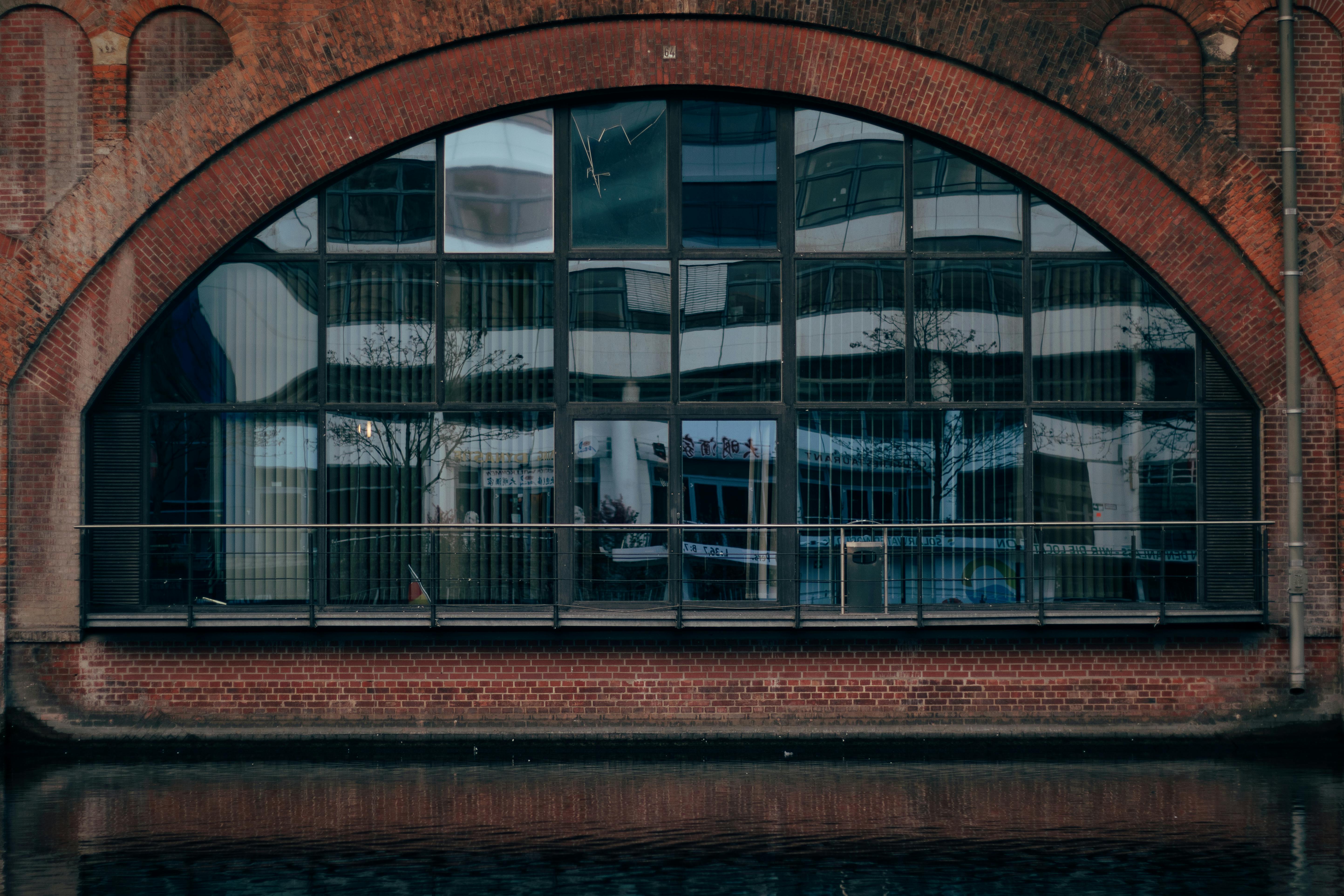 Water near Building Wall · Free Stock Photo