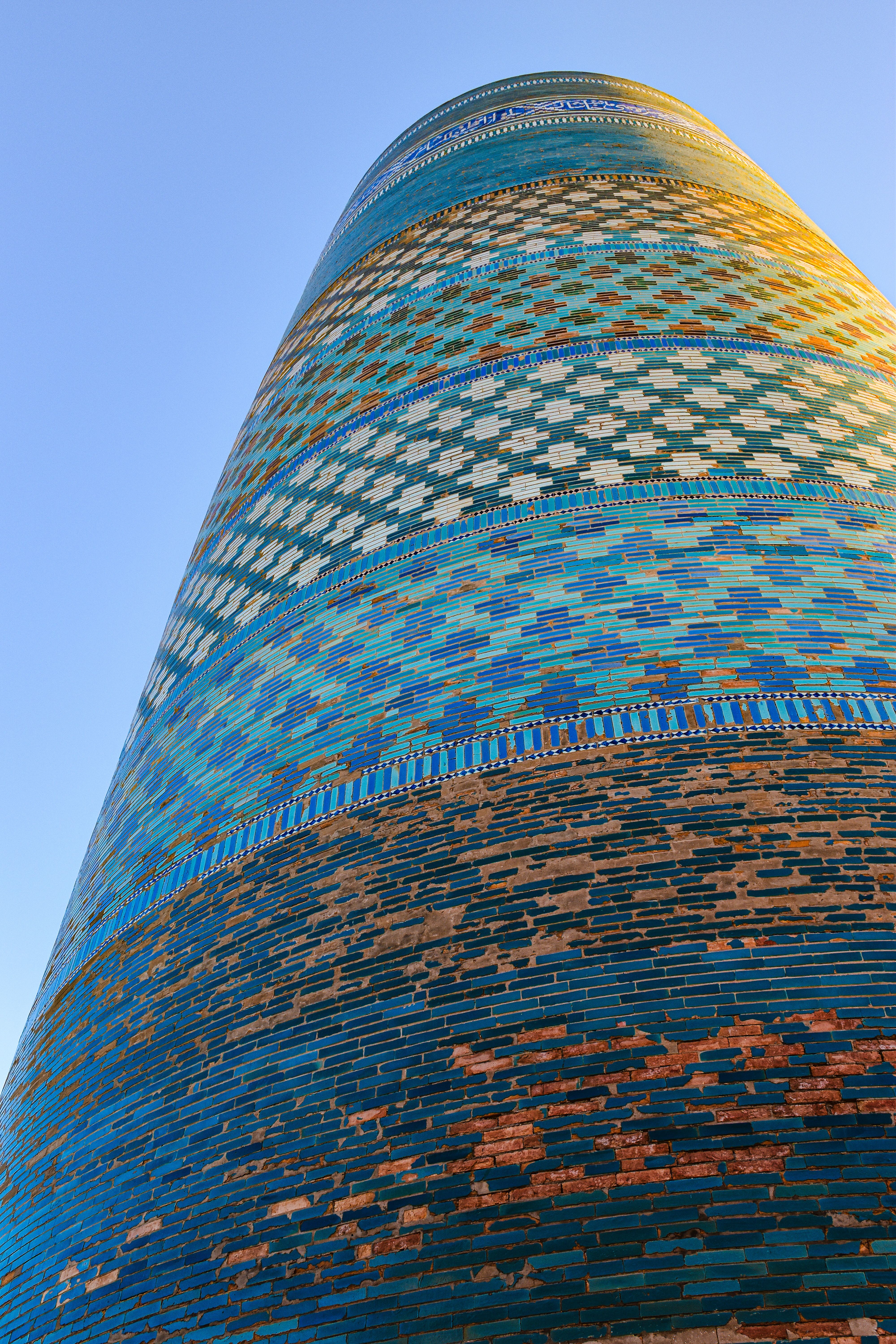 The top of a tall tower with colorful tiles · Free Stock Photo