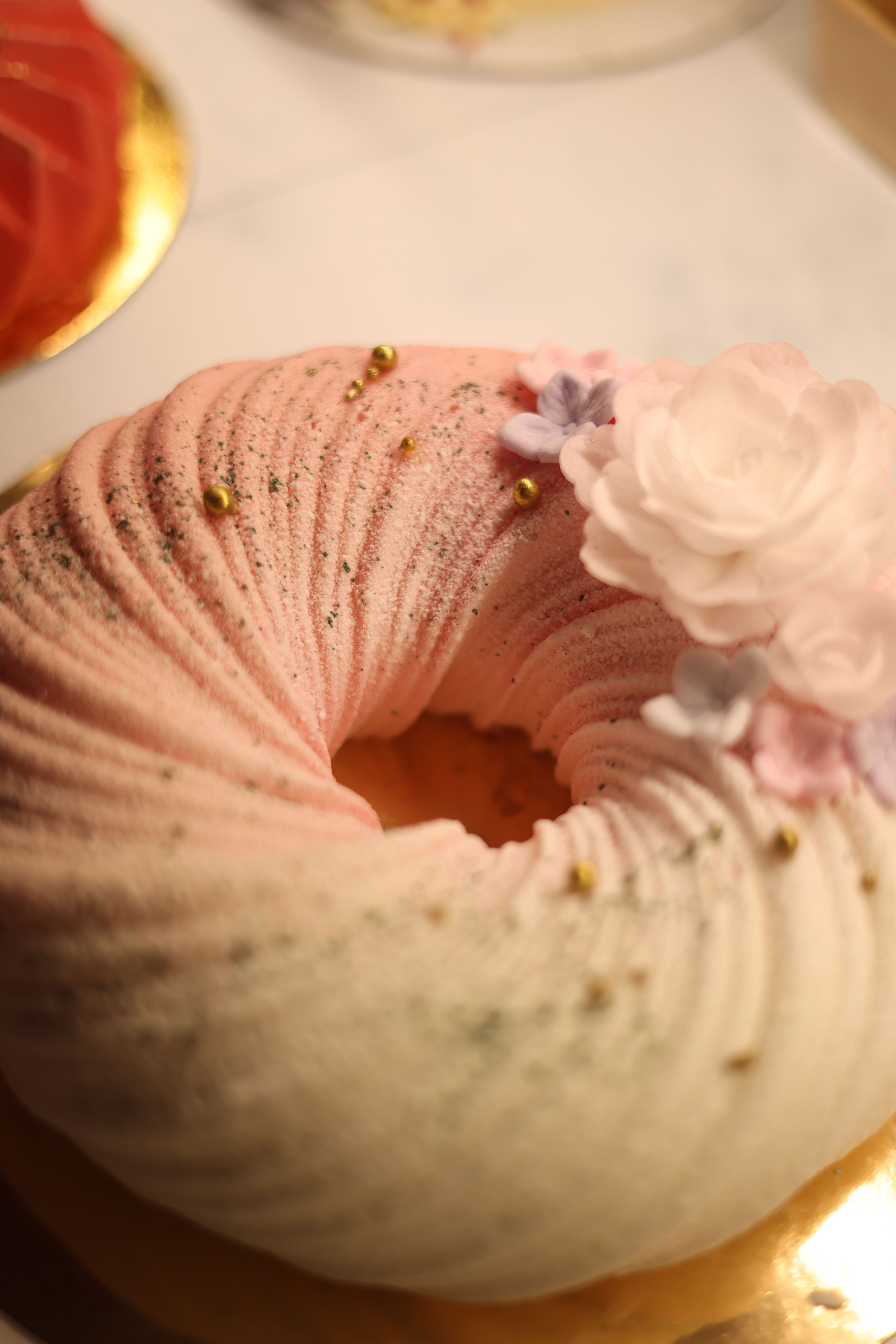 Close-up of an Elegant Cake with Floral Decorations · Free Stock Photo