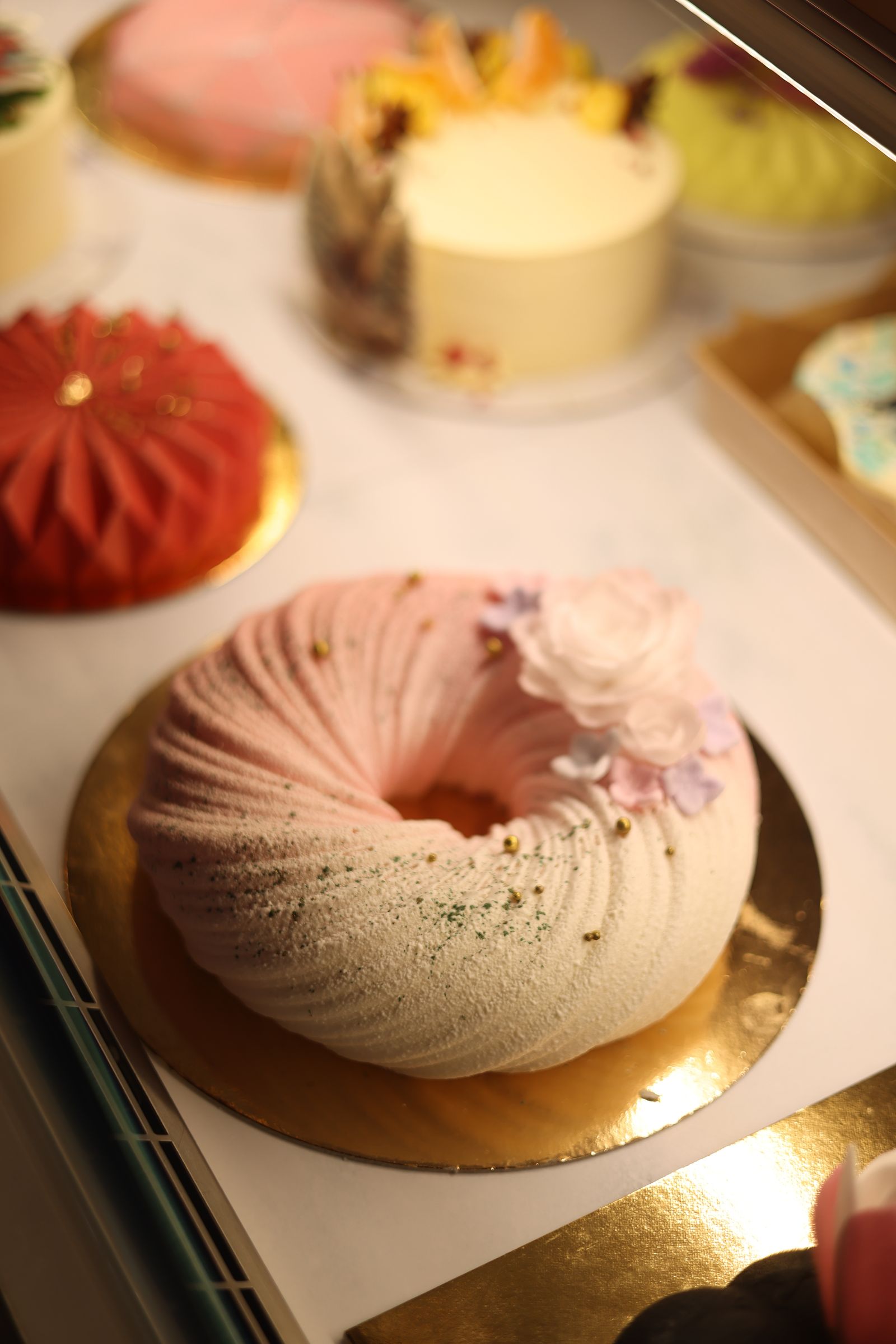 Cakes Display Photos, Download The BEST Free Cakes Display Stock Photos ...