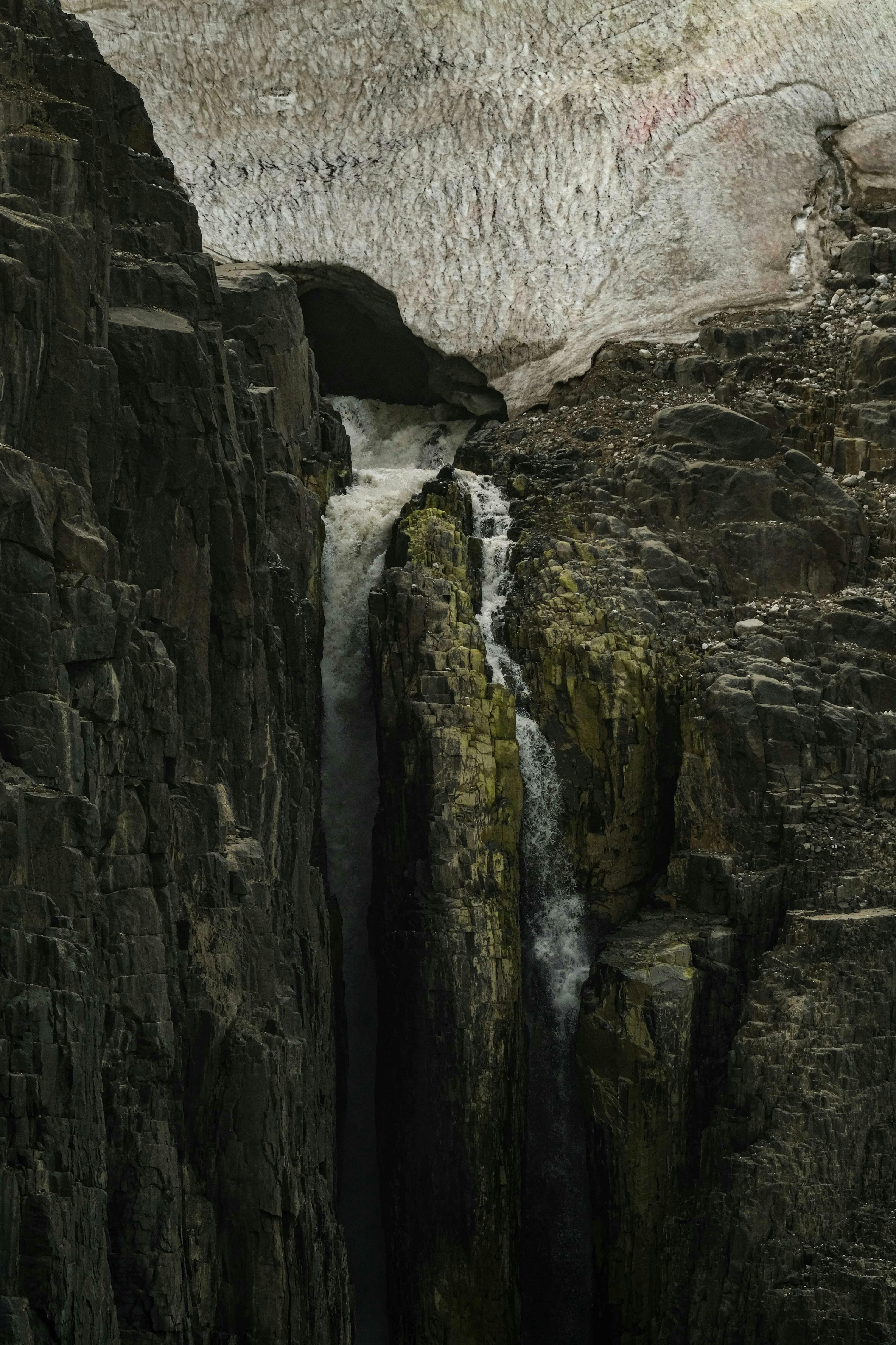 Gorgeous huge waterfall in ravine · Free Stock Photo