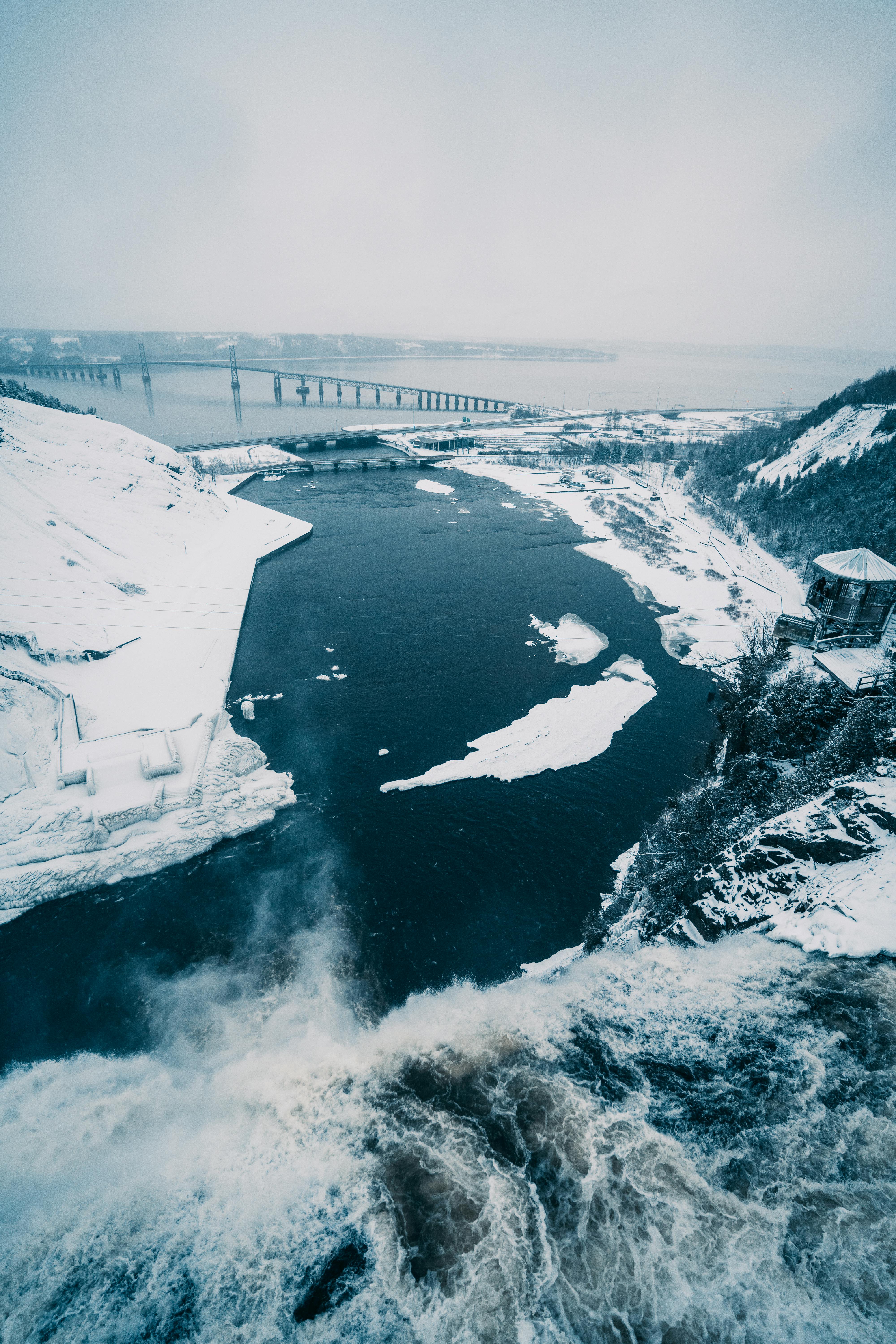 Chute De Montmorency Avec Vue Sur L'île D'orelan Et Son Pont Québec ...