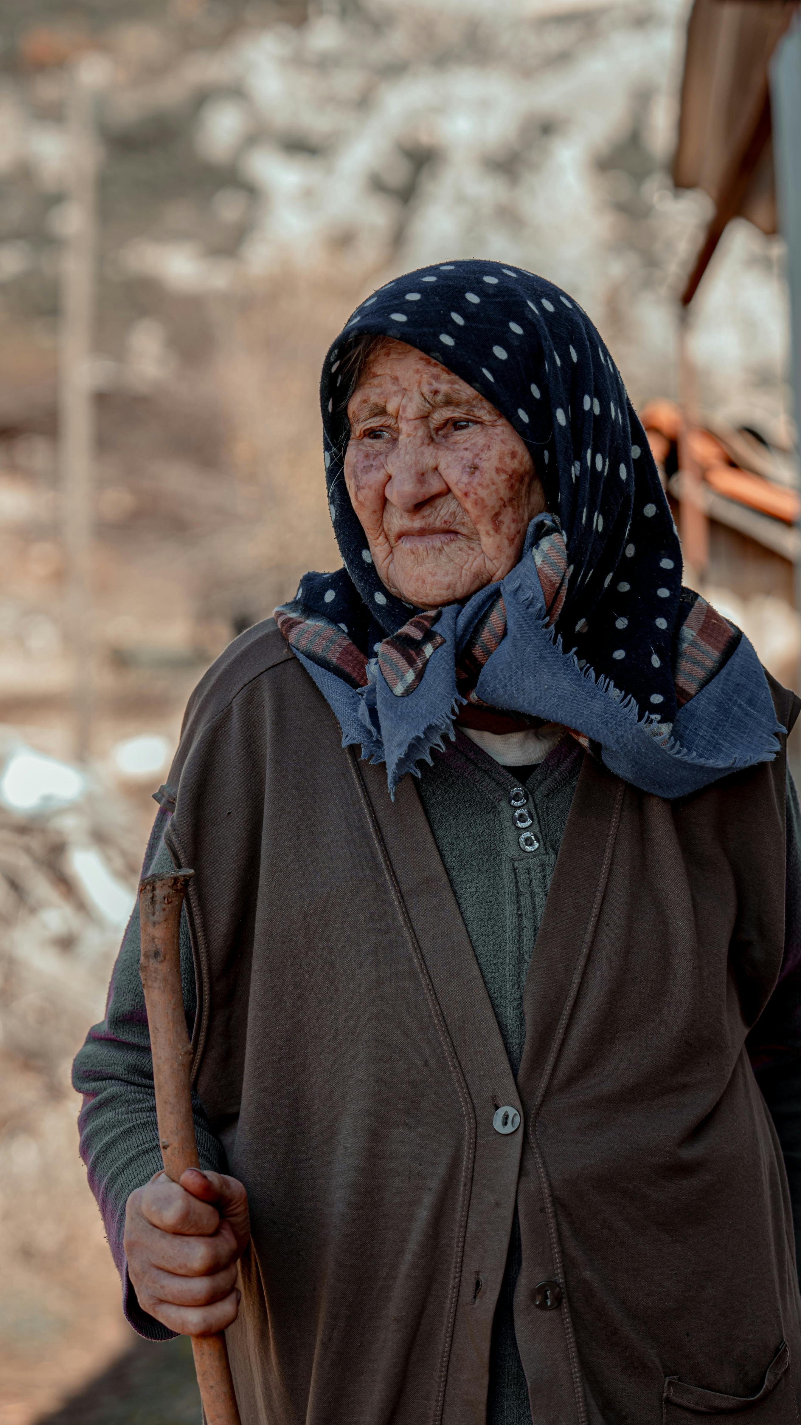 Photo Gratuite De Barre Chapeau Conique Debout Femme Personne âgée Porter Portrait Route