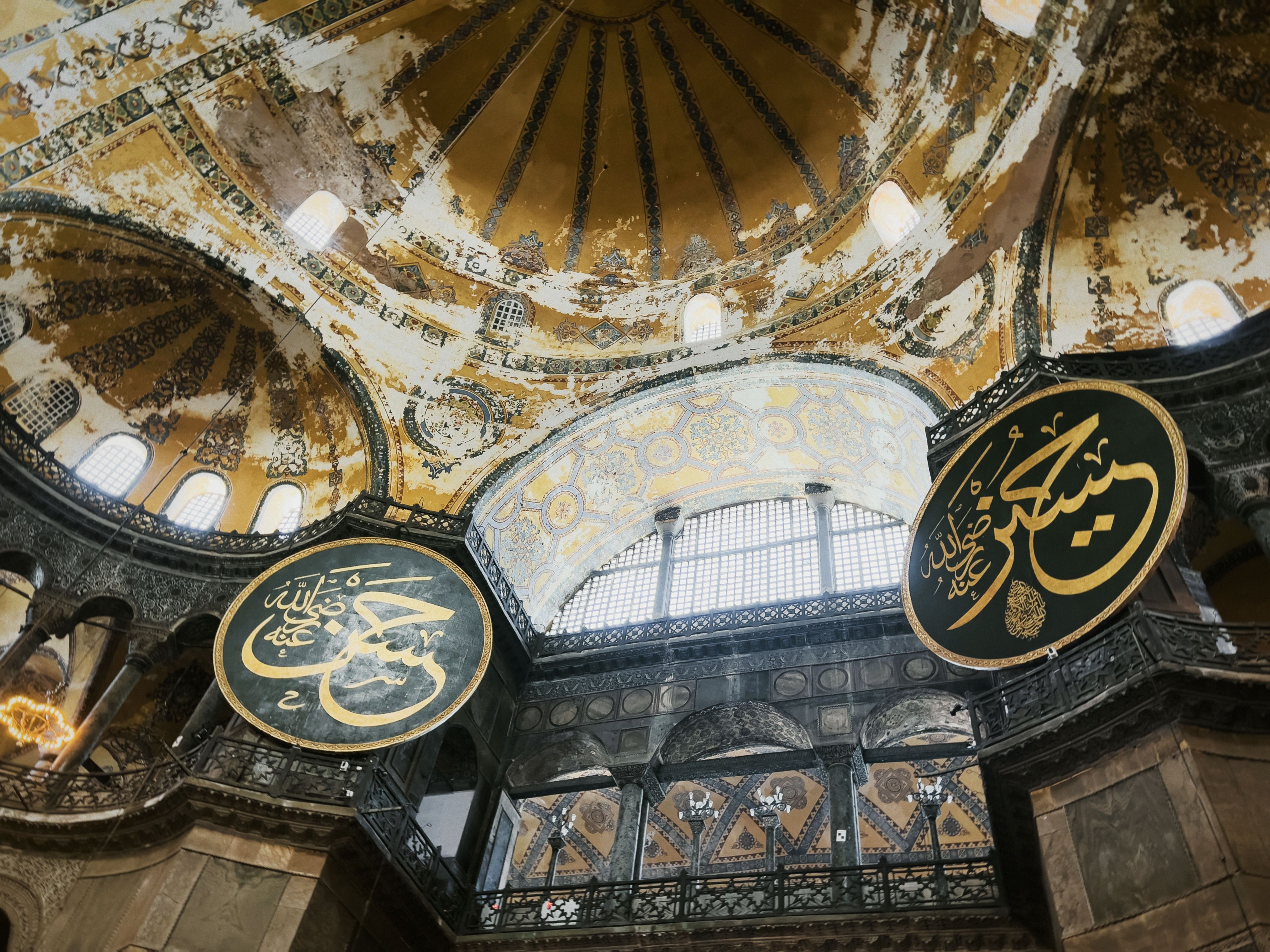 Ornate Traditional Decoration on Mosque Walls · Free Stock Photo