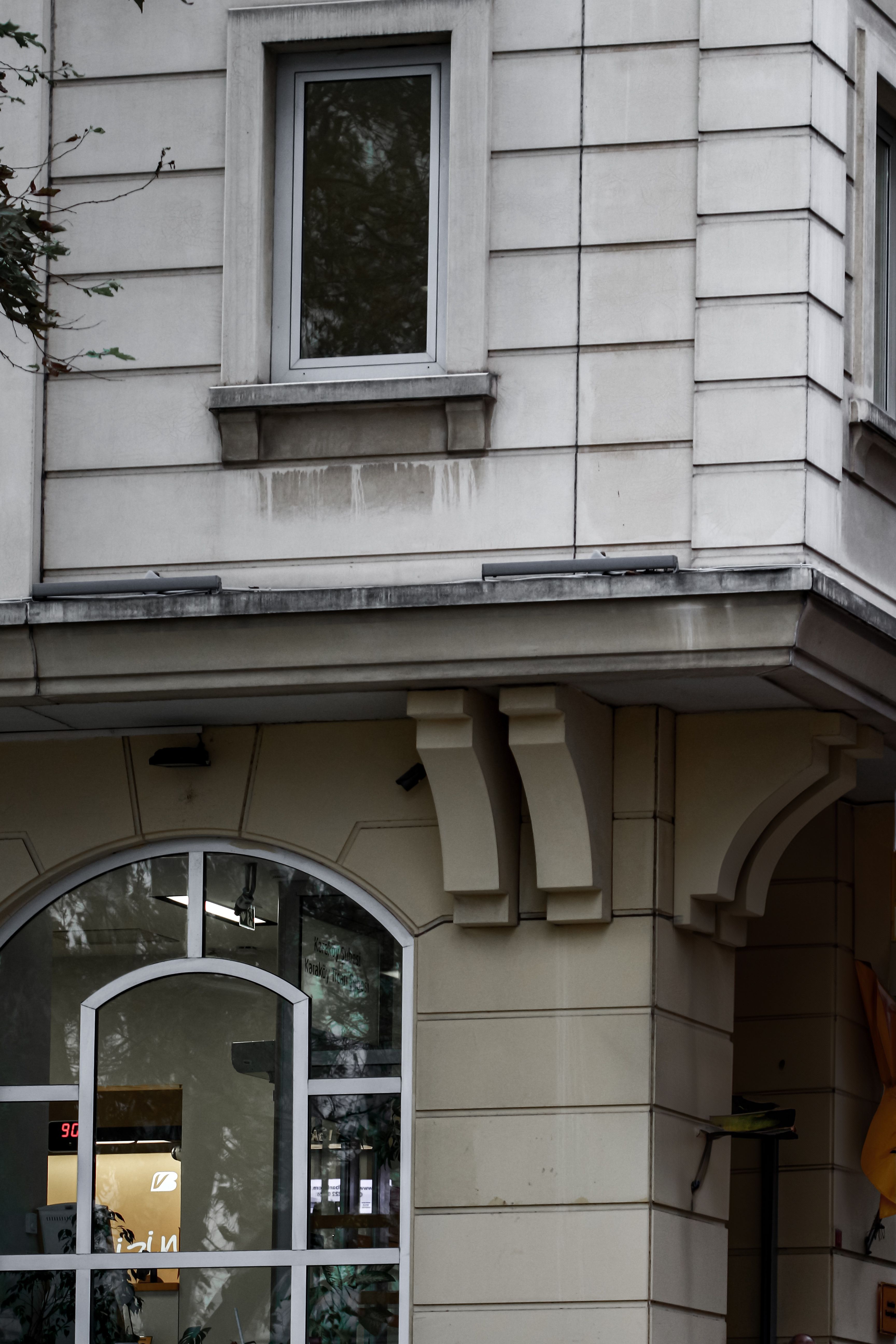 Window in Building Facade · Free Stock Photo