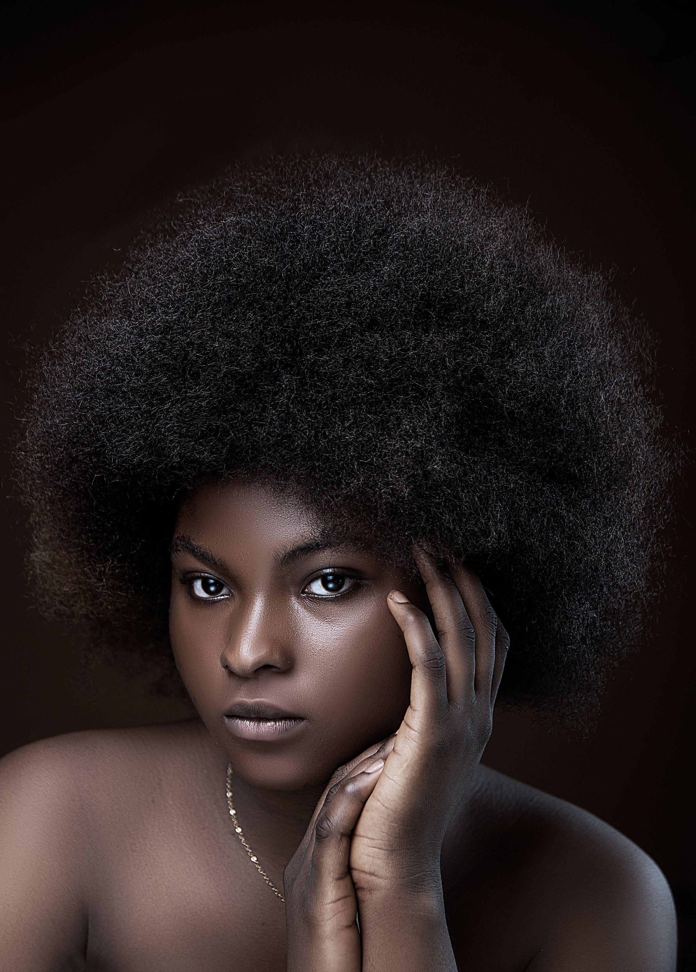 Modelo Joven Con Peinado Afro · Foto de stock gratuita
