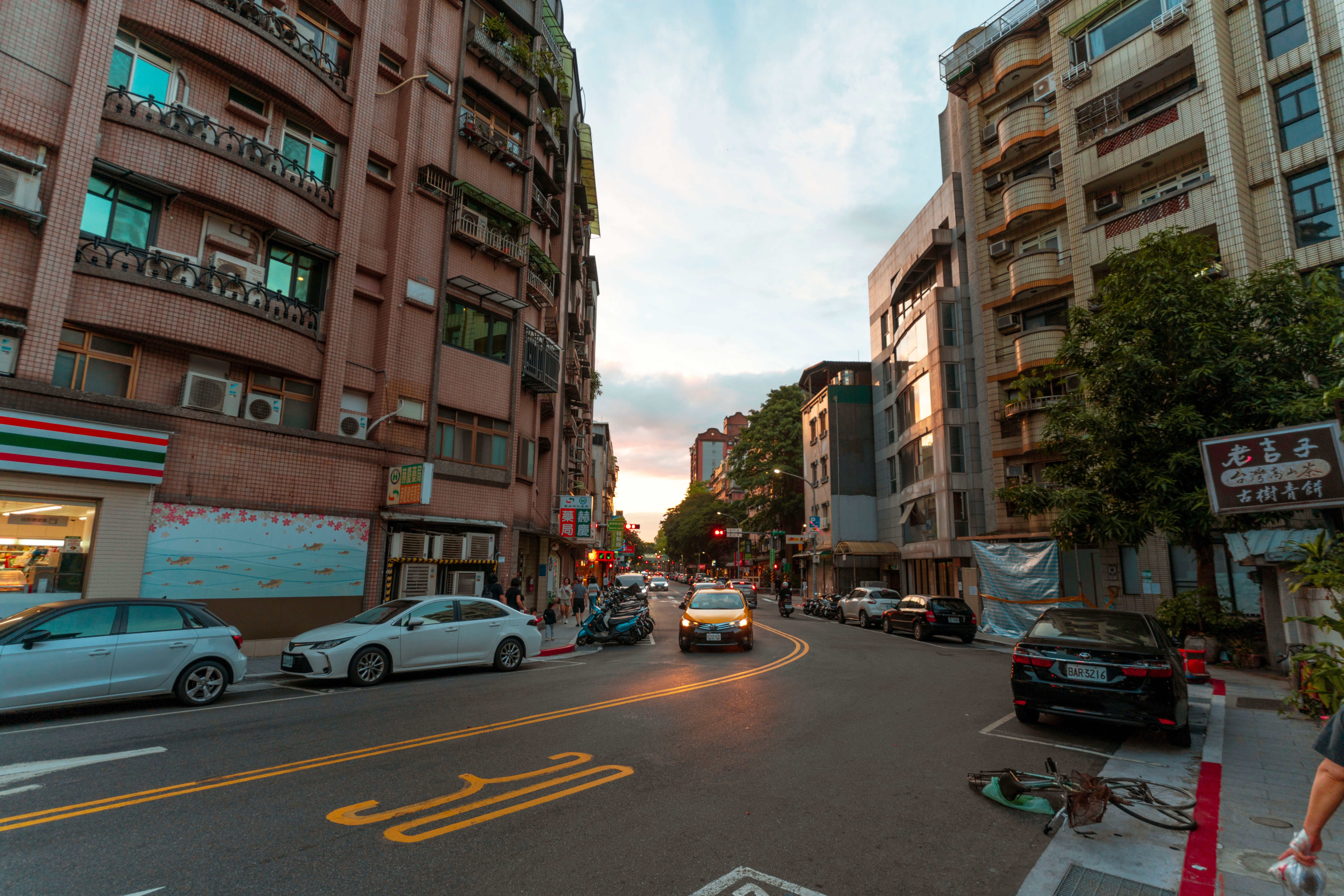Street in an Asian City · Free Stock Photo