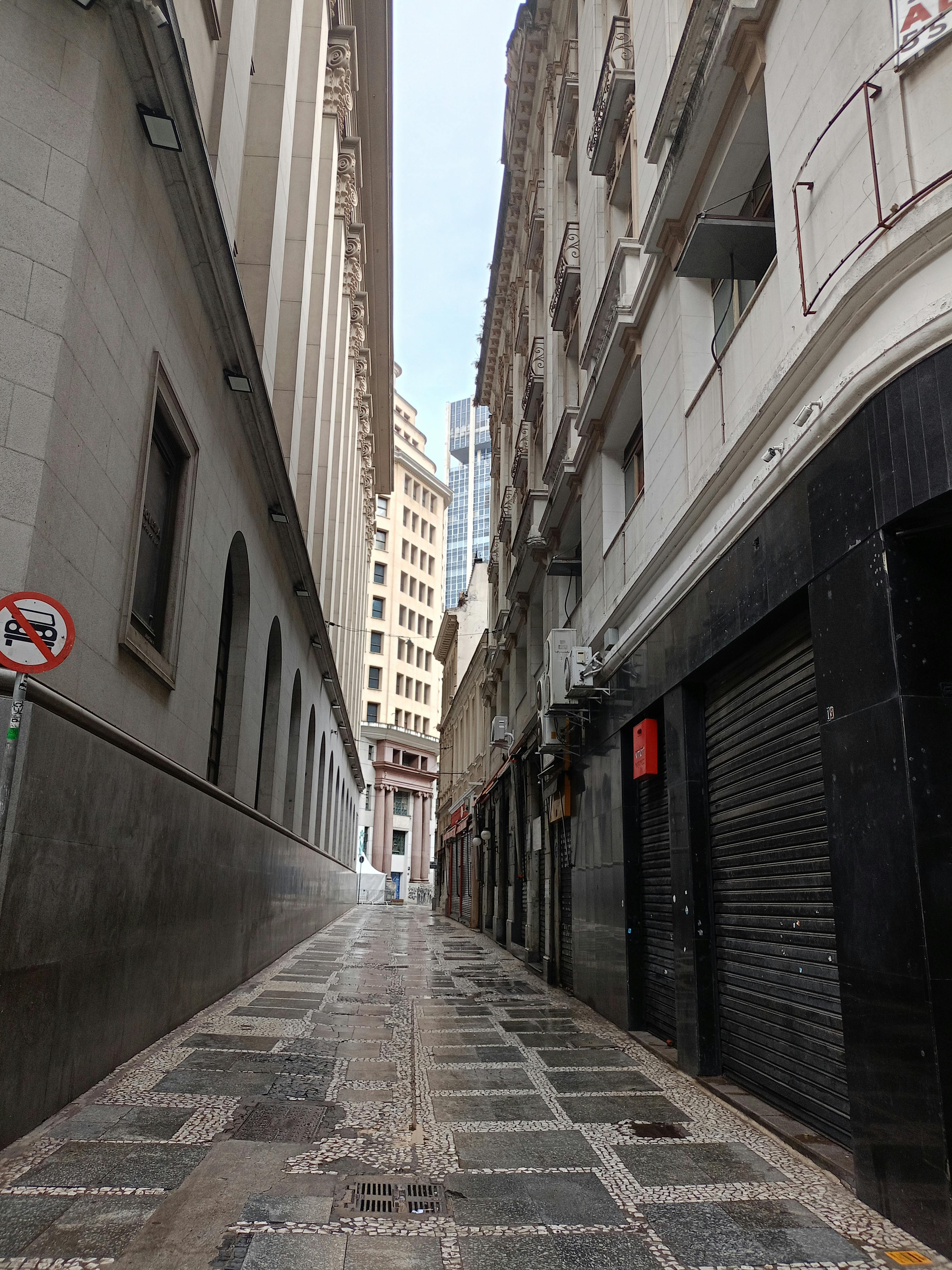 View of a Narrow Alley between Buildings in City · Free Stock Photo