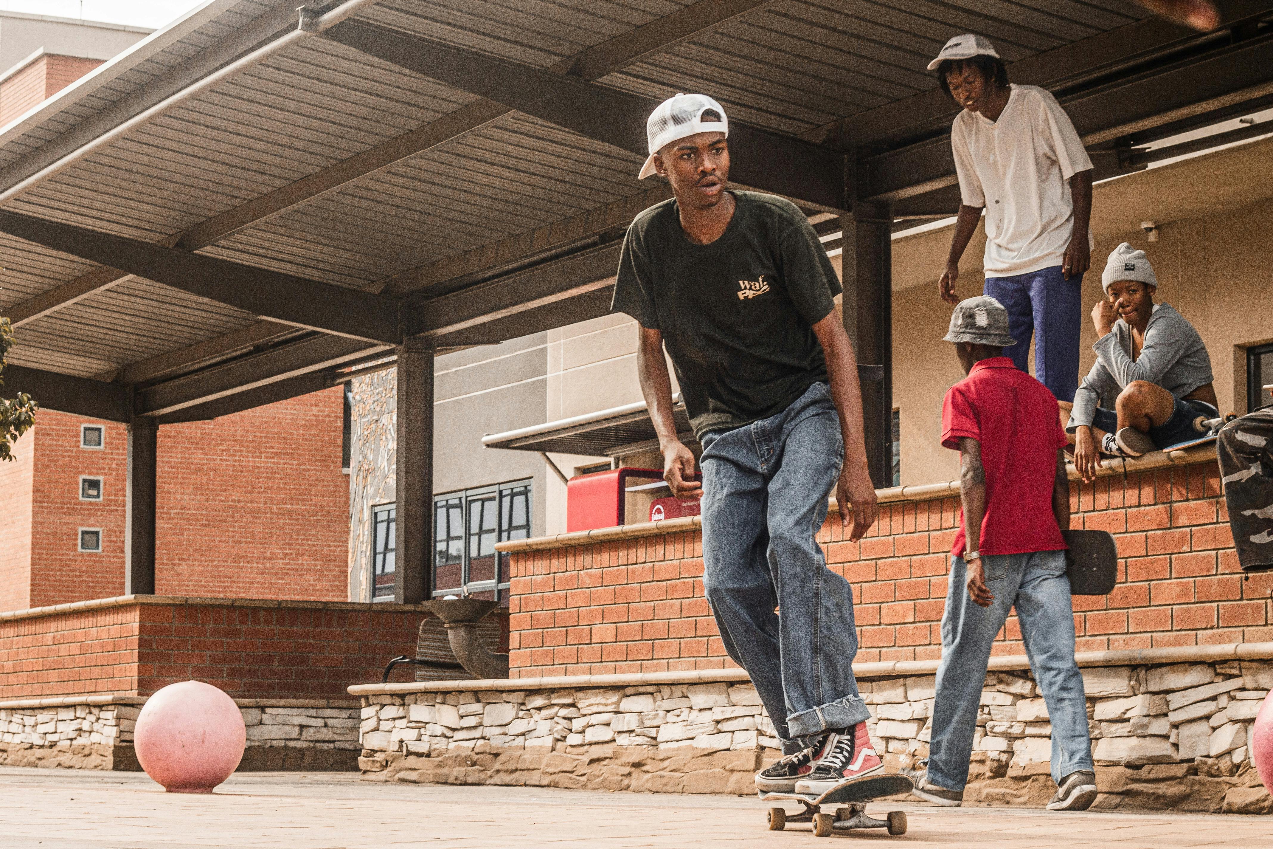 Foto profissional gratuita de adolescente, andar de esqueite ...