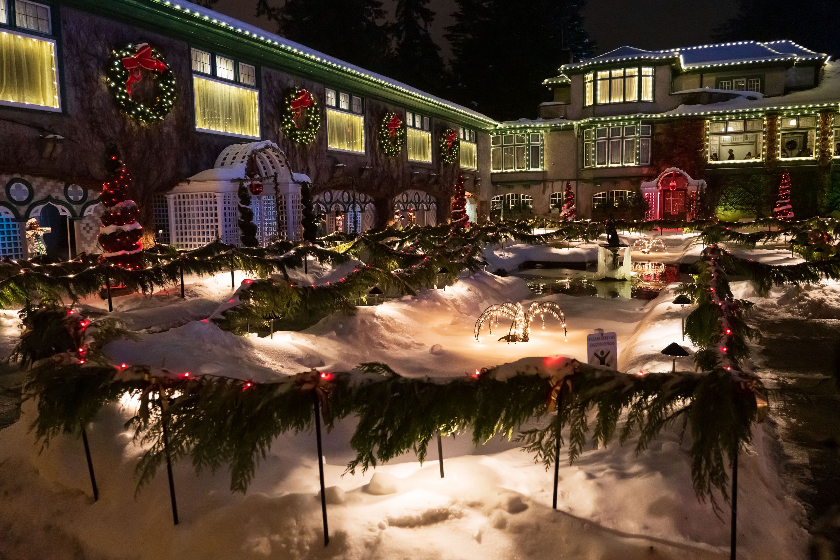 Building with Beautiful Christmas Decorations · Free Stock Photo