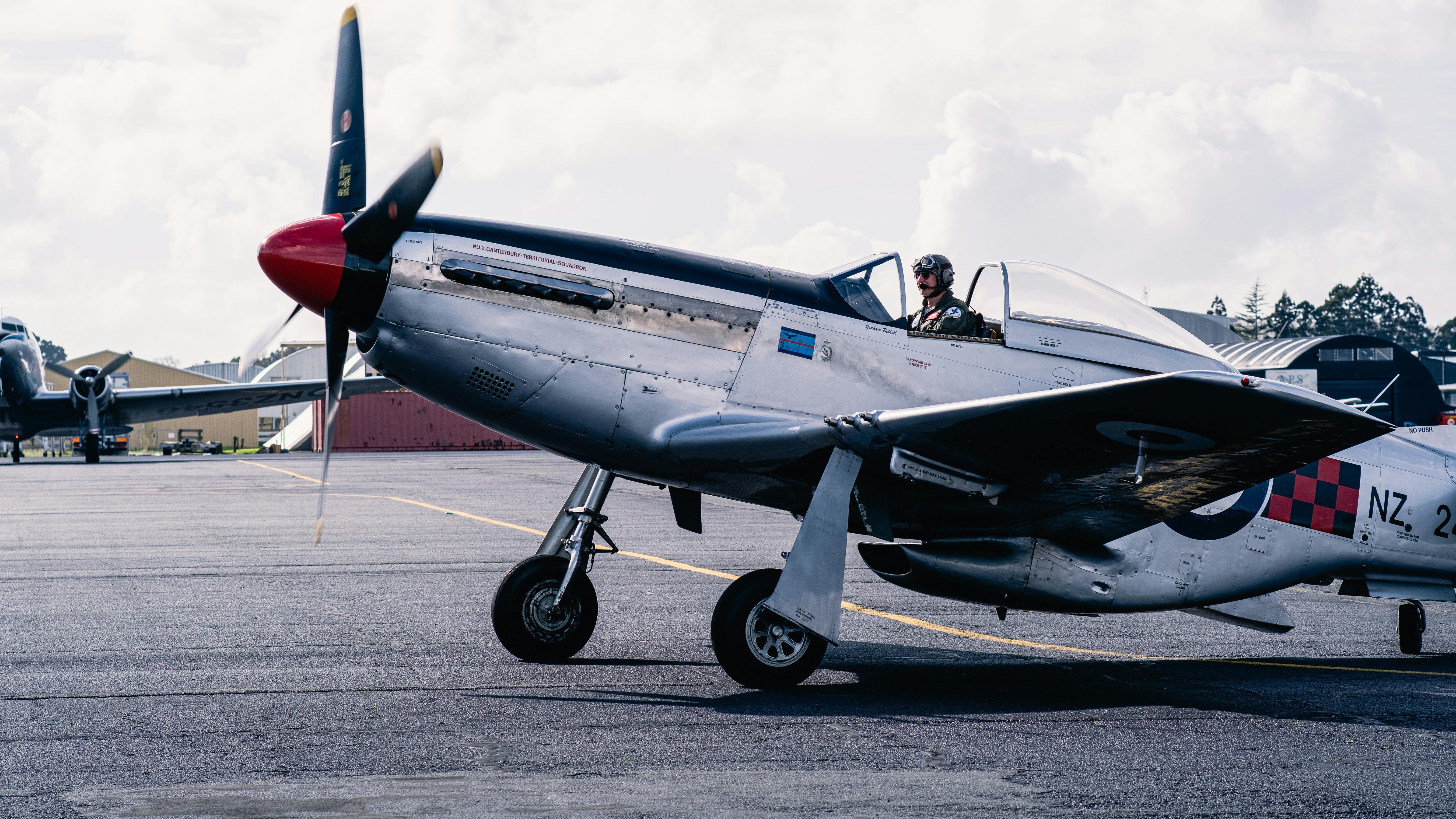 North American P-51 Mustang in flight · Free Stock Photo
