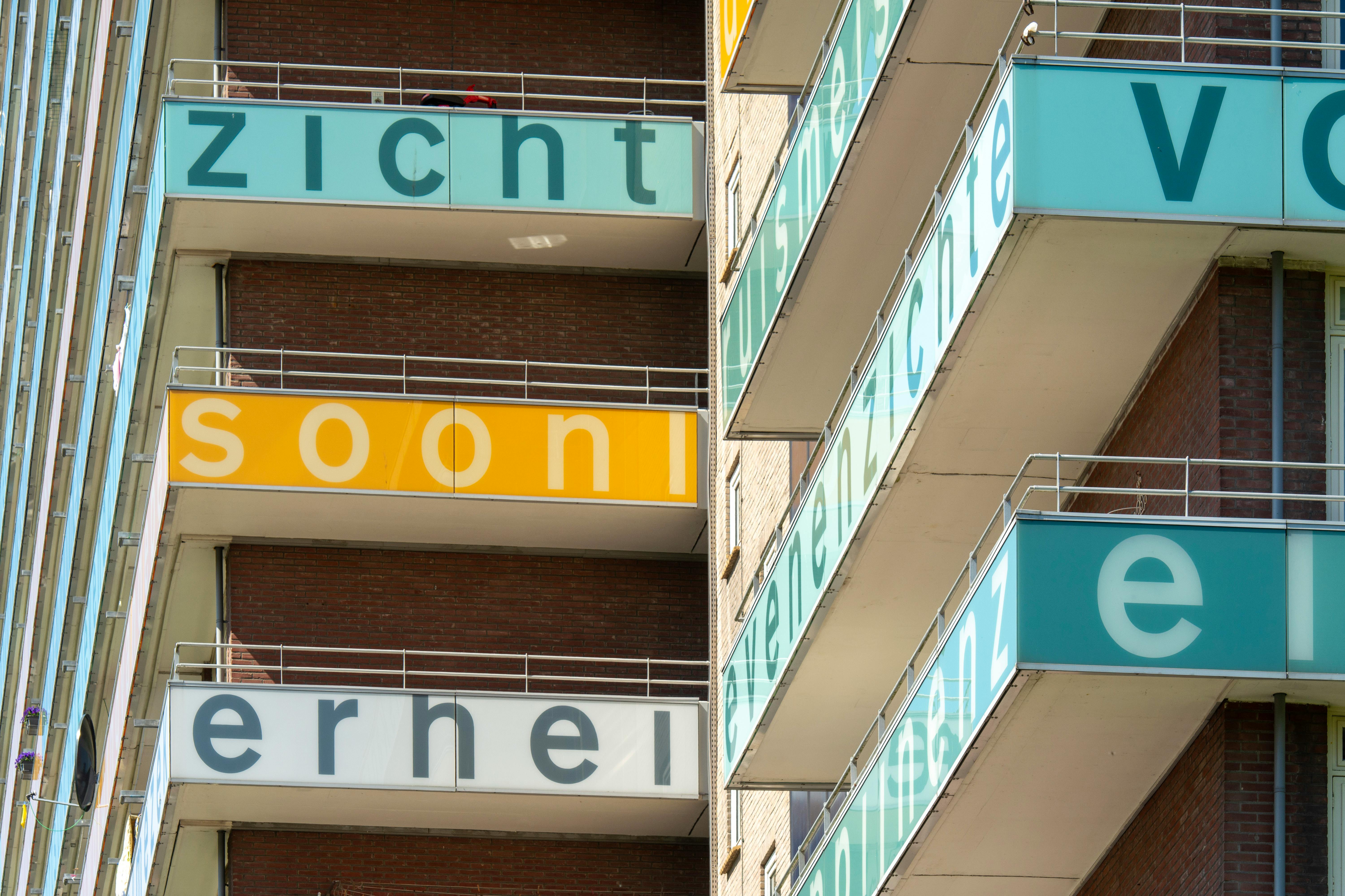 Text on Building Wall · Free Stock Photo