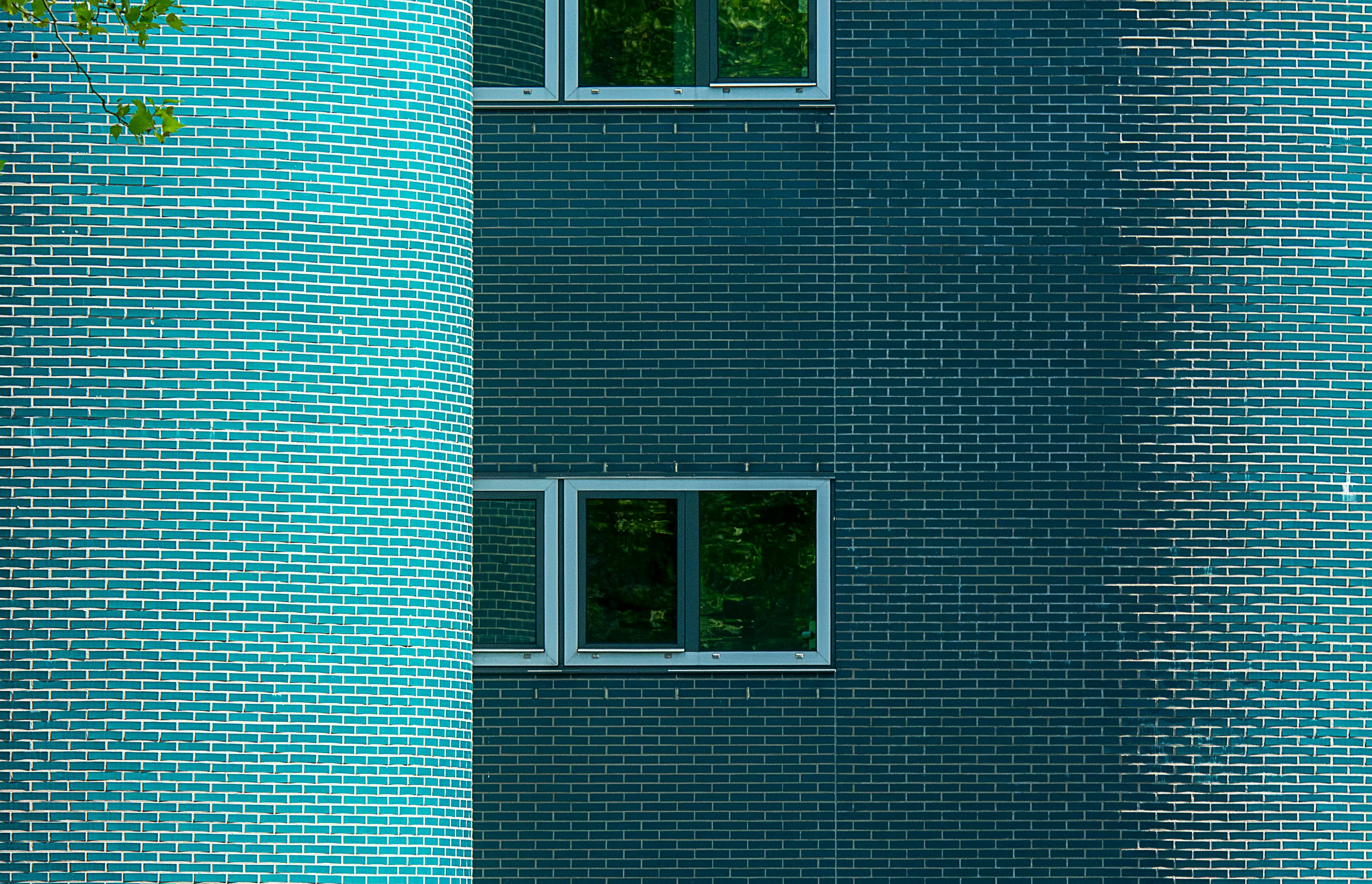 Foto de stock gratuita sobre arquitectura, azul, edificio, ladrillo, sombra, textura, ventanas