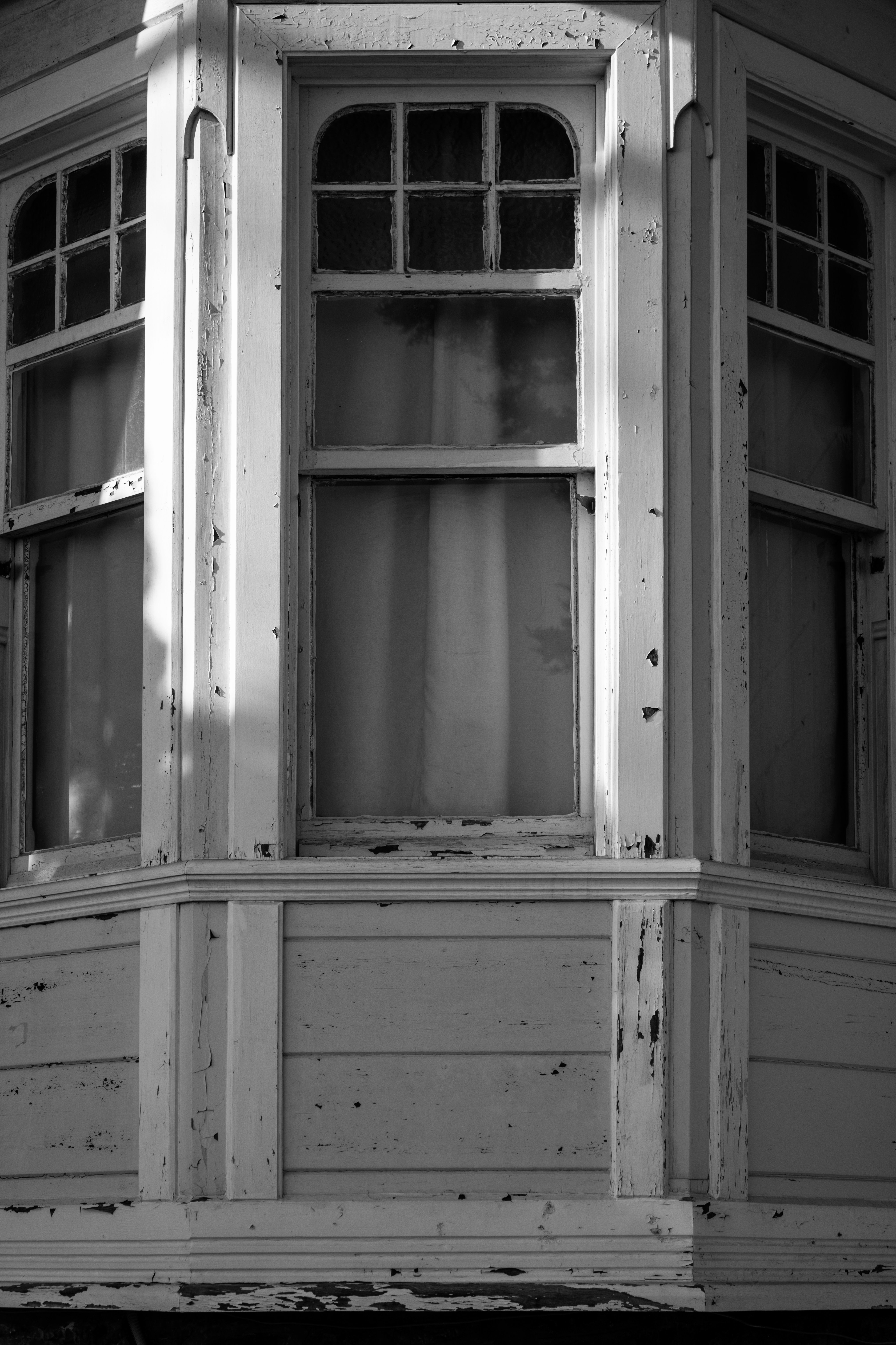 Black and White Shot of a Wooden Bay Window · Free Stock Photo