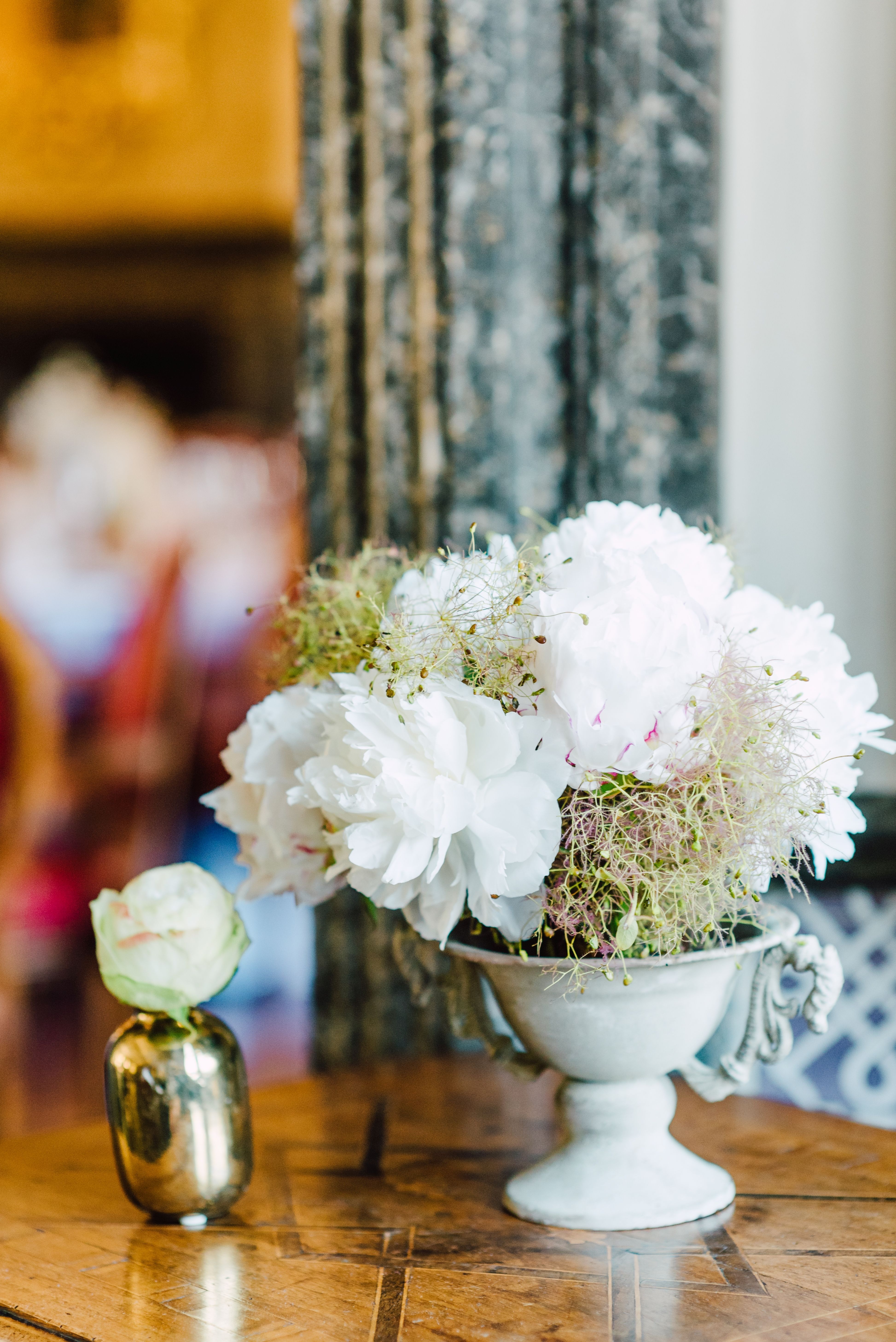 White Flowers on the Table · Free Stock Photo