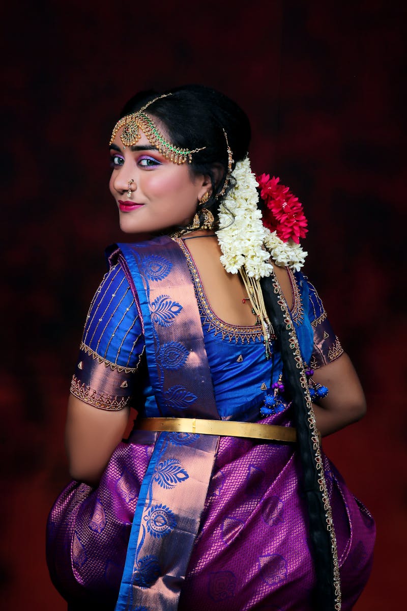 Back View Of Indian Woman In Saree Photos, Download The BEST Free Back ...