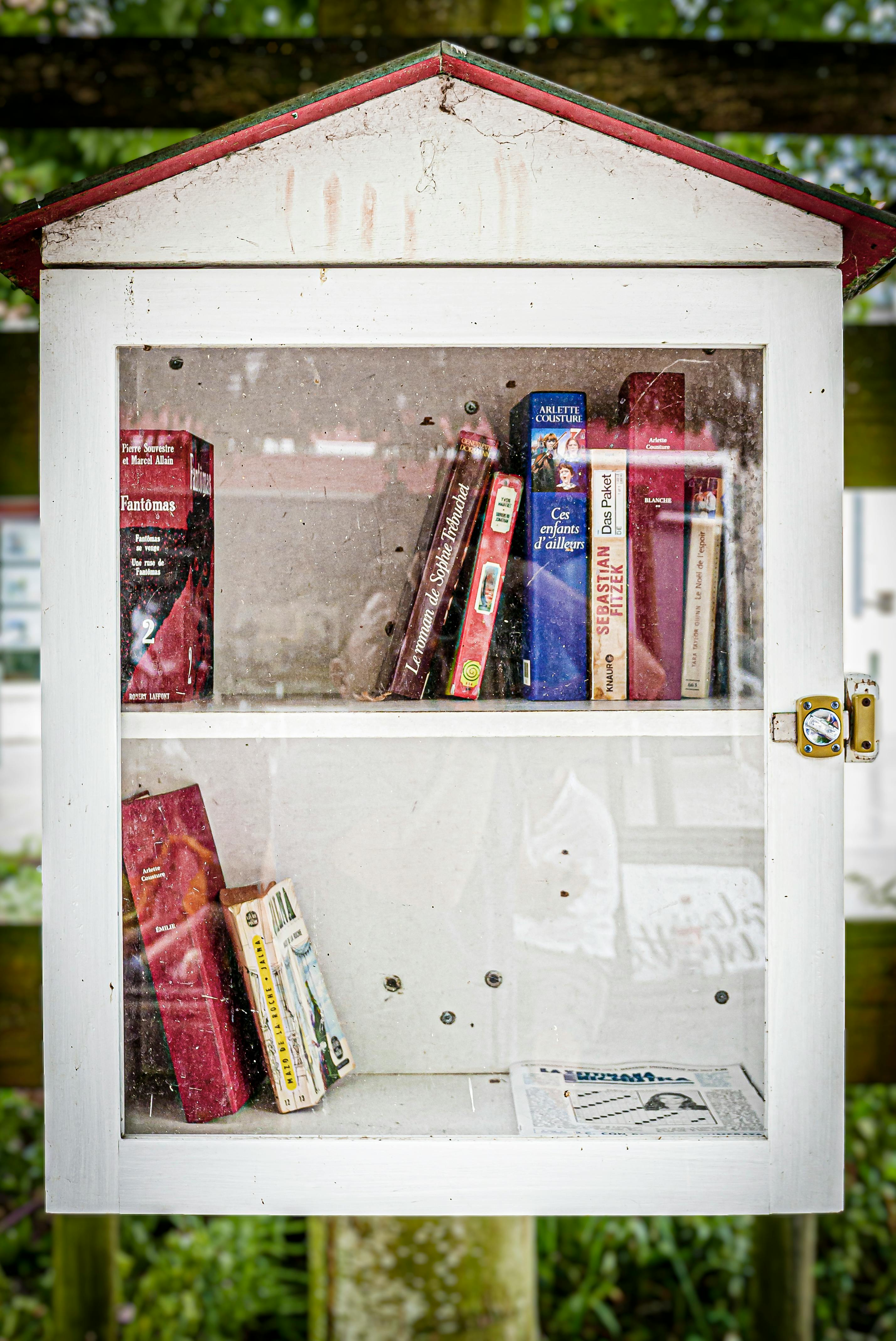 Books in Wooden House Box in Park · Free Stock Photo