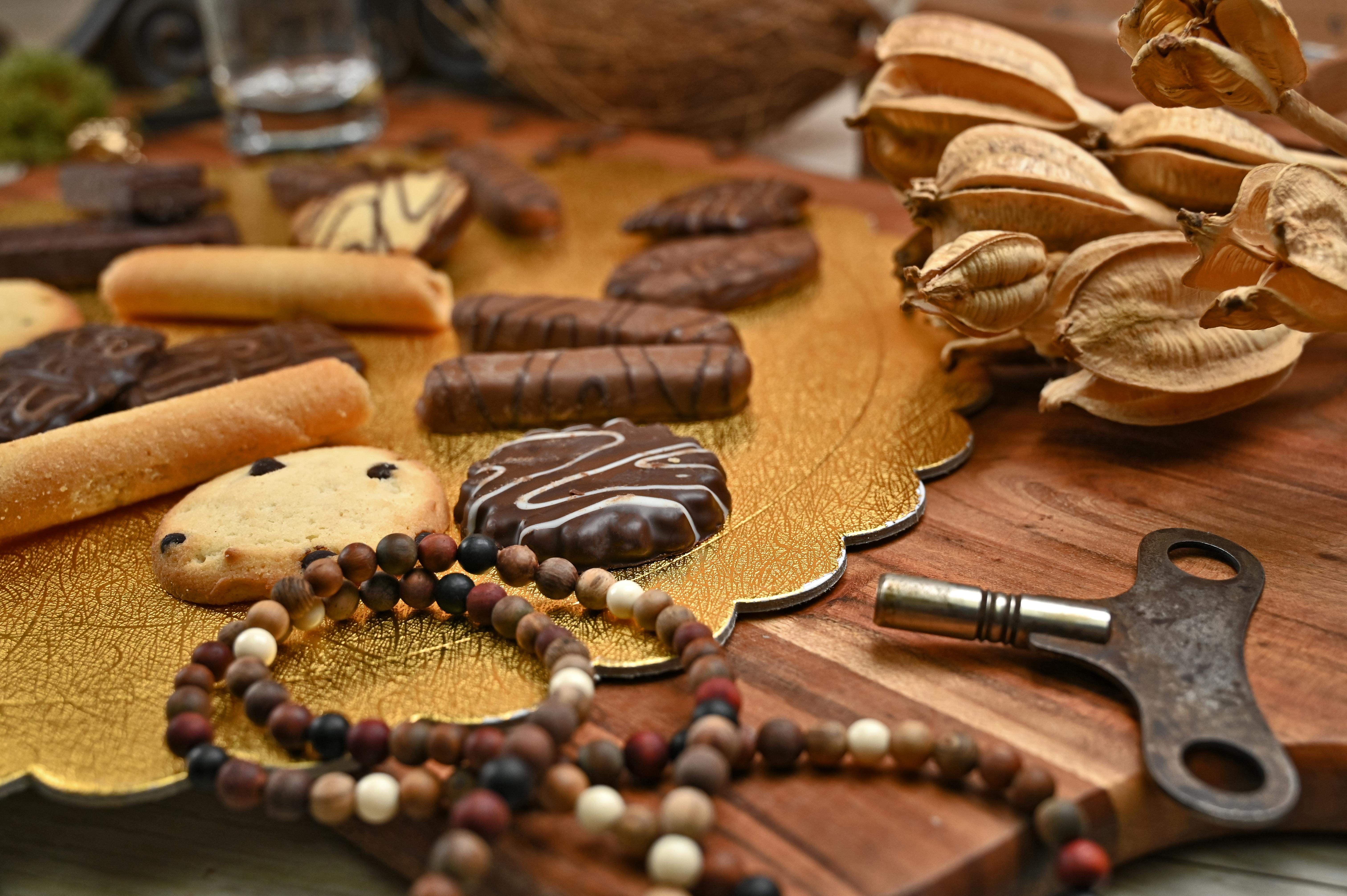 chocolate chip cookies on gilded paper · Free Stock Photo