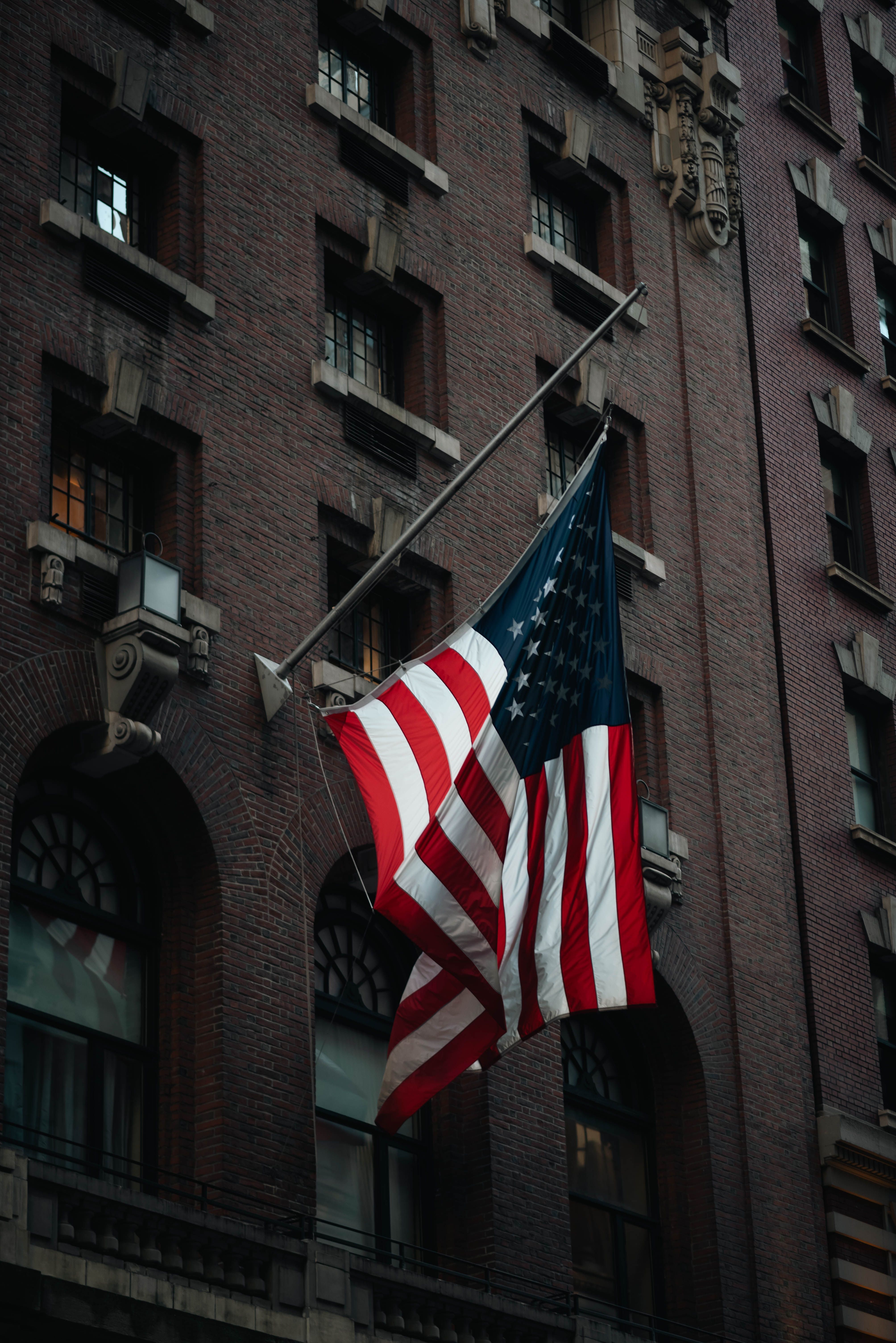 Building with Flag · Free Stock Photo