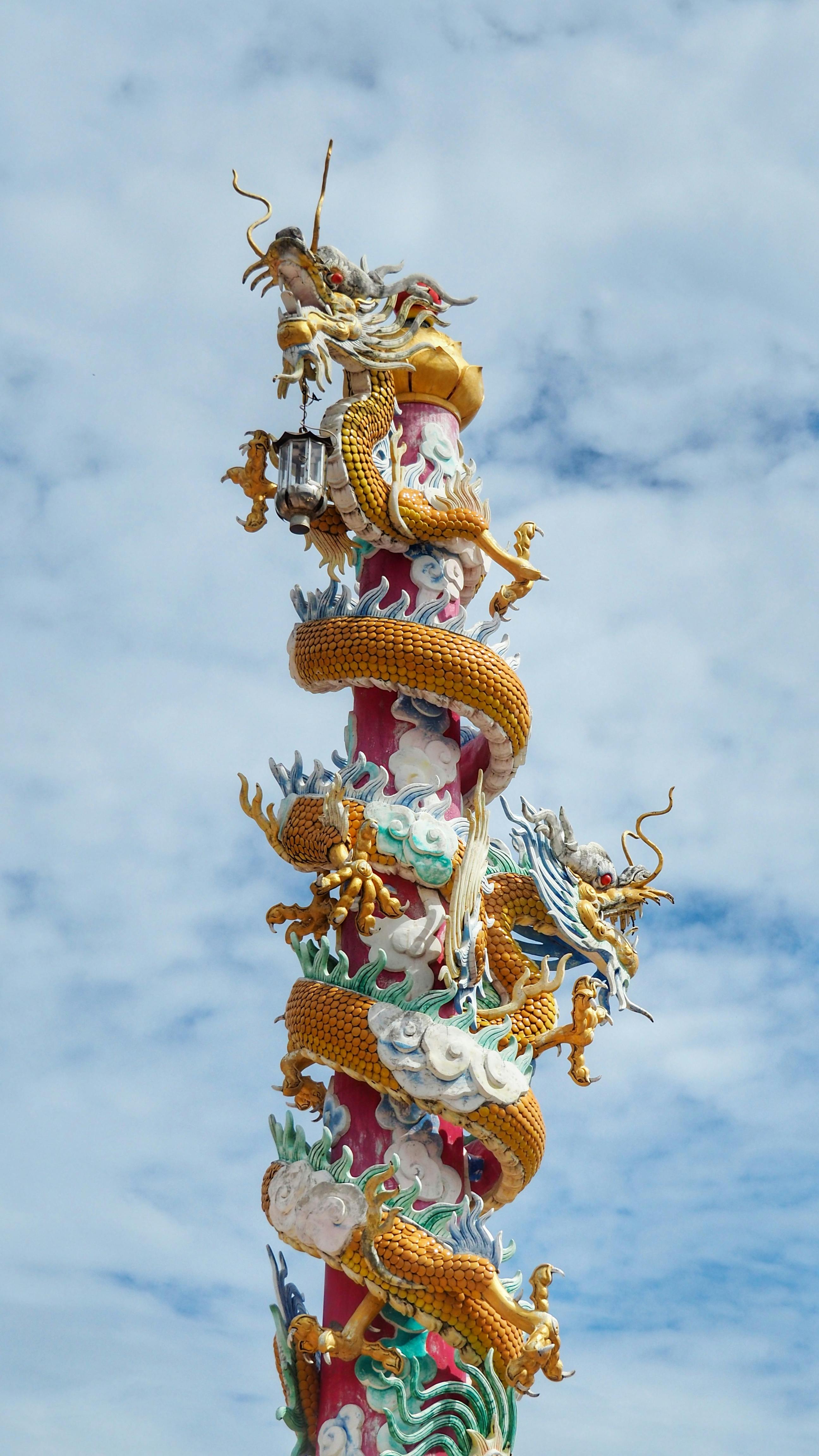 Dragón Chino En Un Poste · Foto de stock gratuita