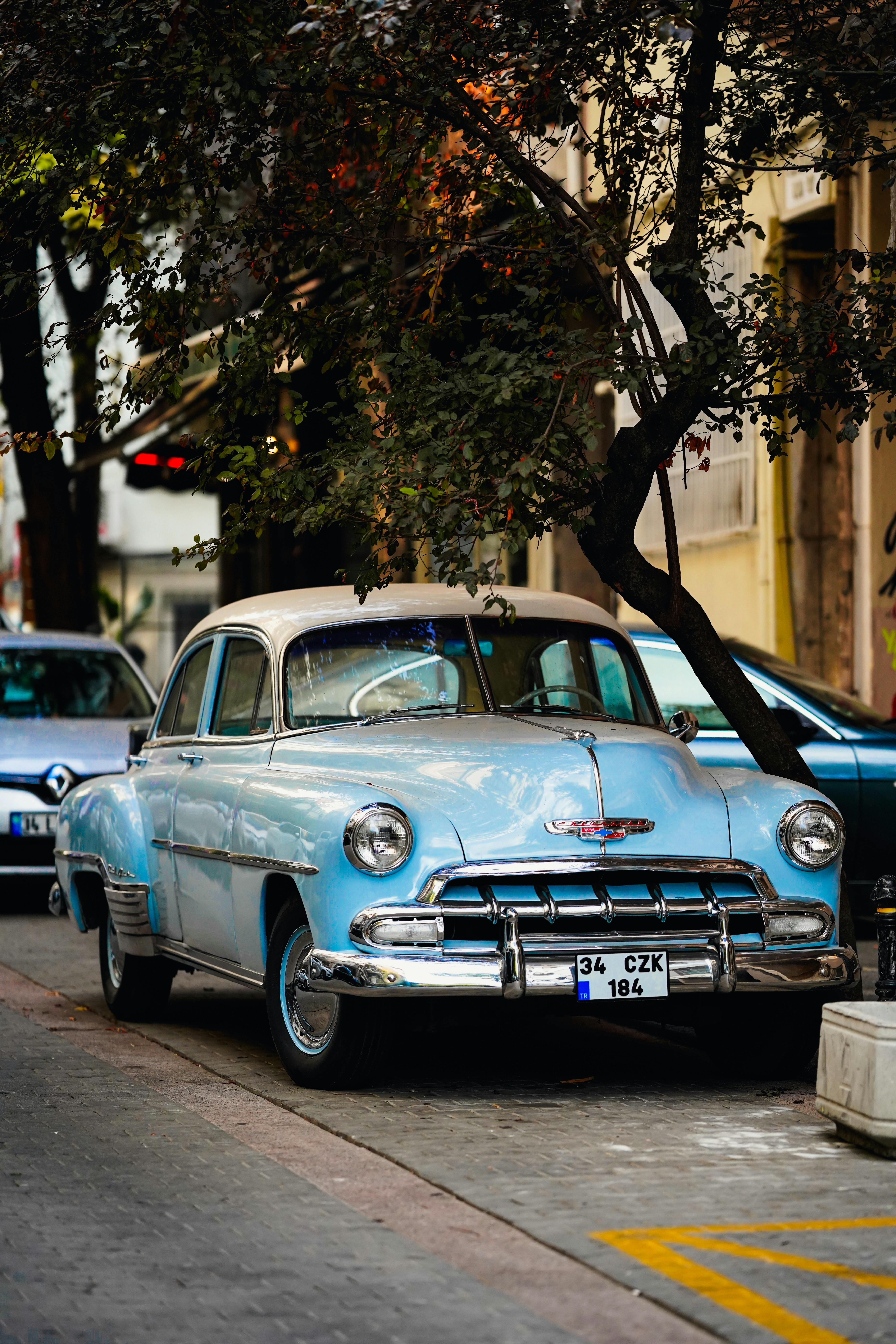 Vintage Cars in a City · Free Stock Photo