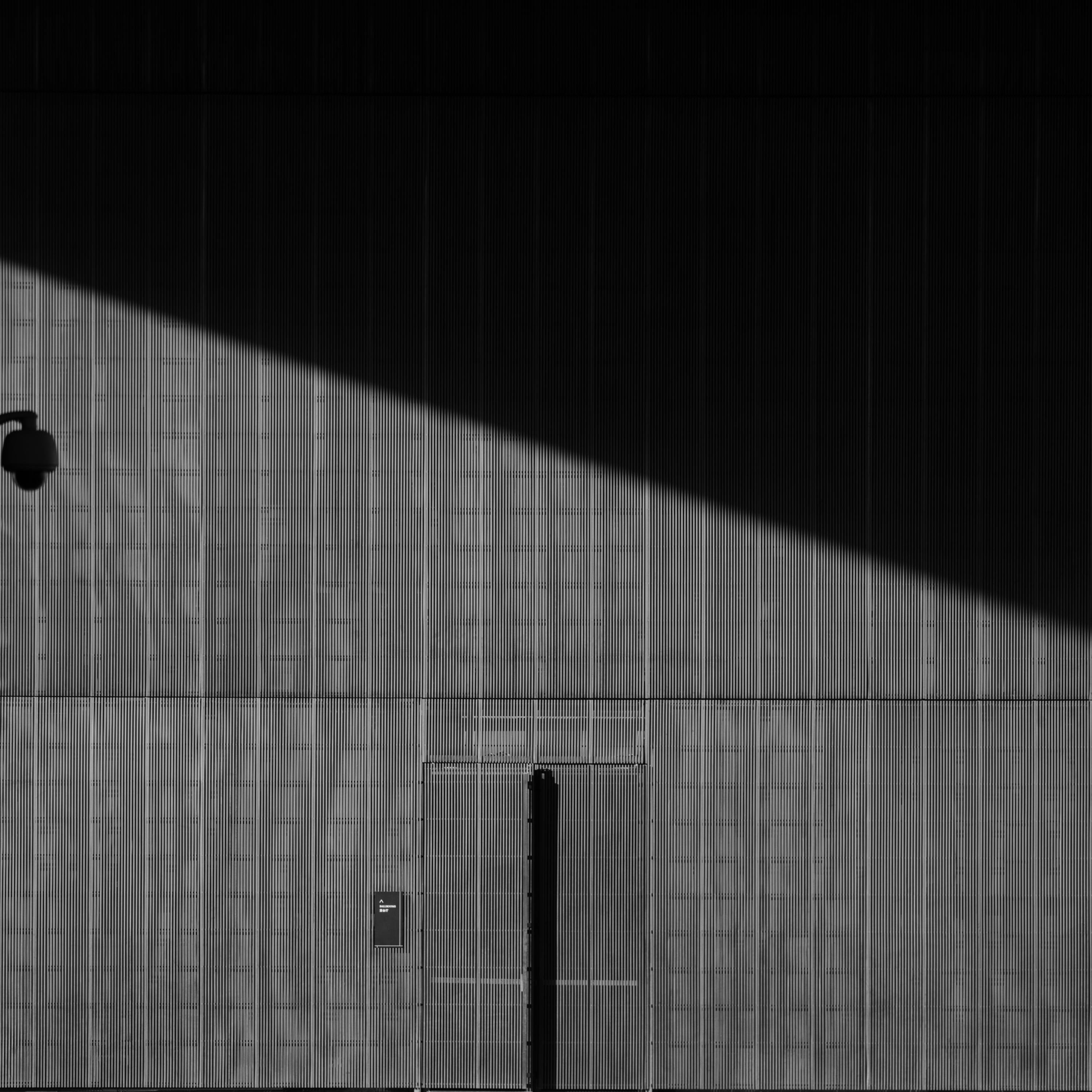 Shadow Falling on the Building Facade · Free Stock Photo