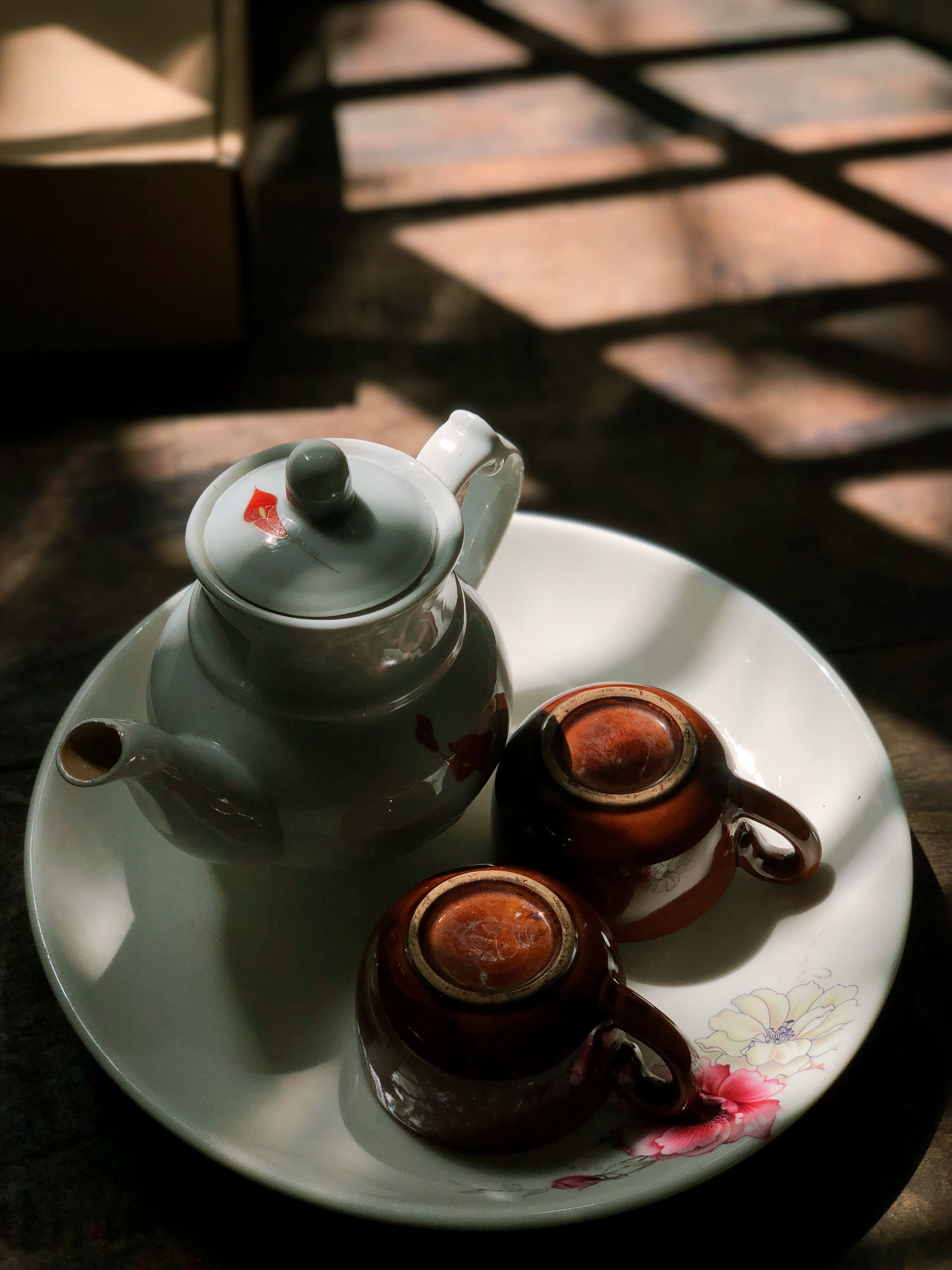 Teapot and Two Cups on Plate · Free Stock Photo