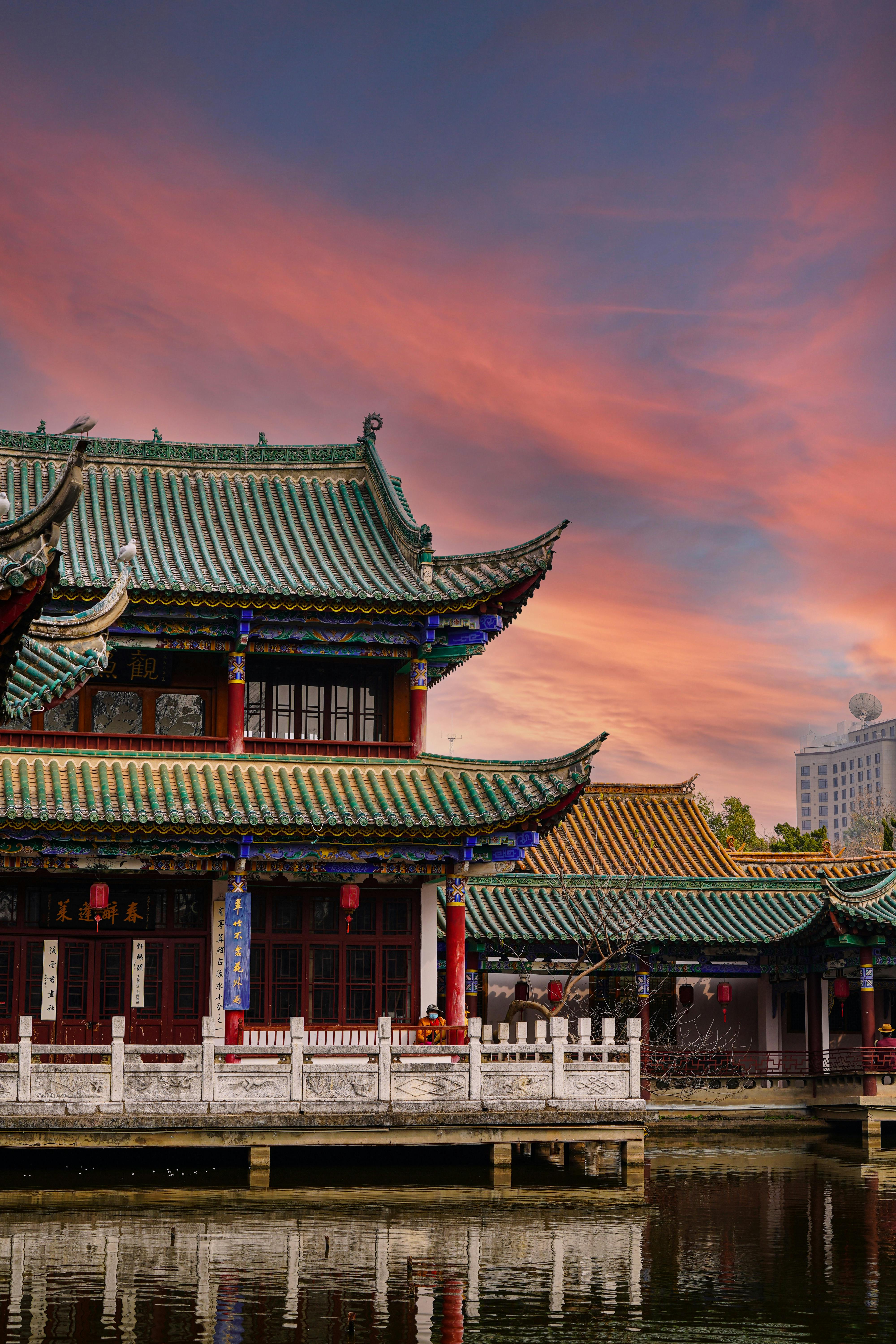 Temple on Cui Lake in Kunming in China · Free Stock Photo