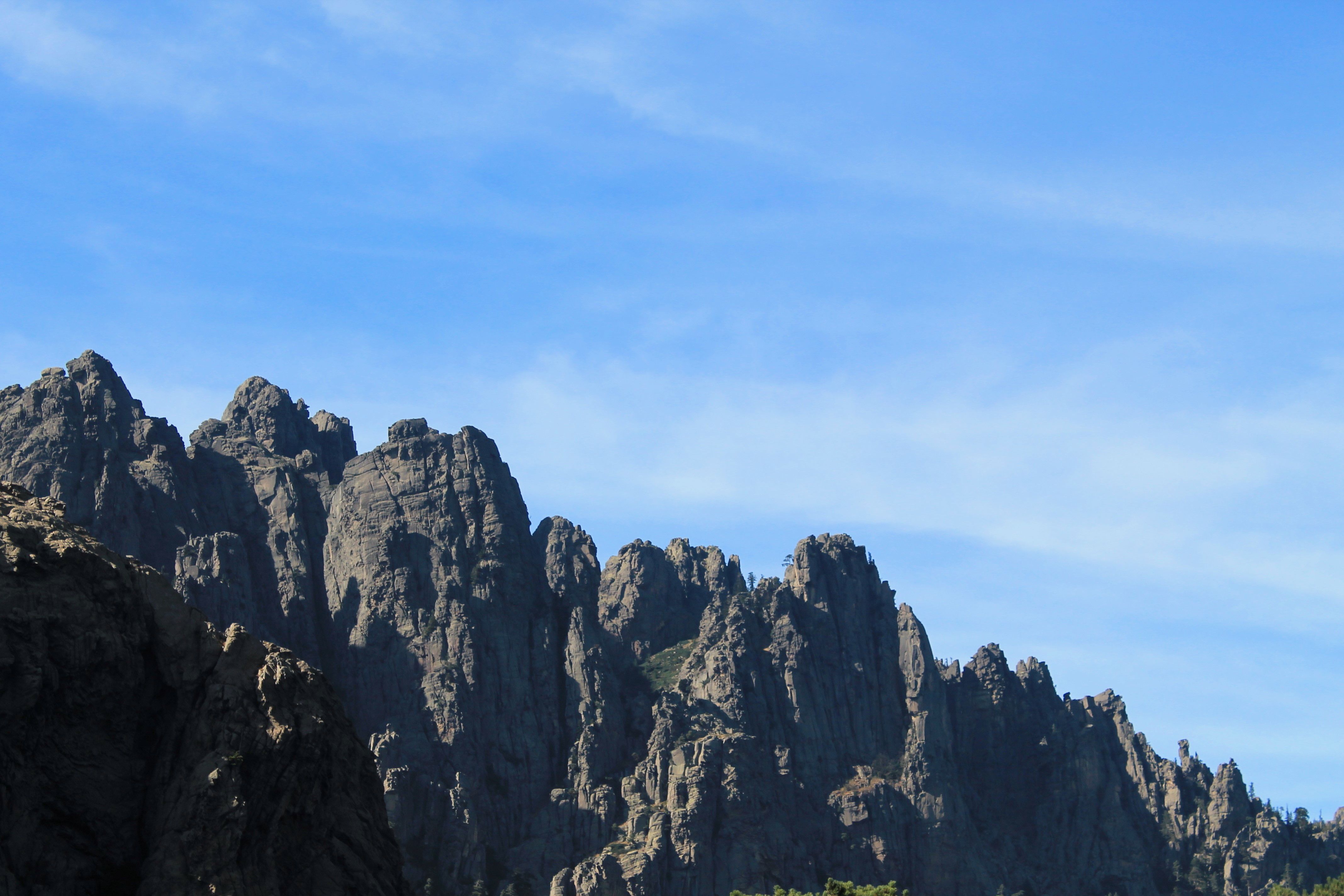 Scenic Mountain Range with Rock Formations · Free Stock Photo