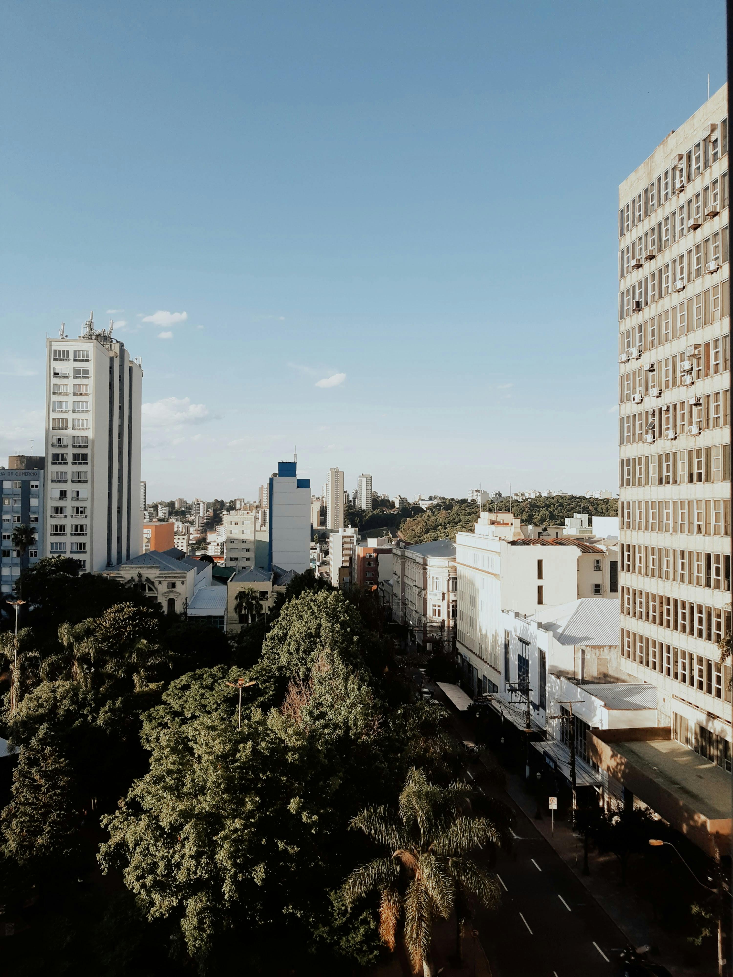 Modern City Street in Perspective · Free Stock Photo
